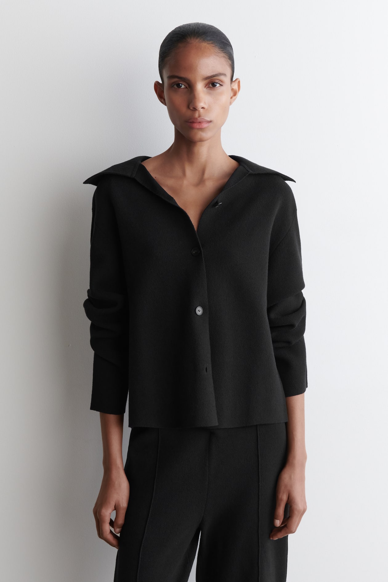 STRIKKET JAKKE MED KRAVE - SORT - DAME | H&M DK