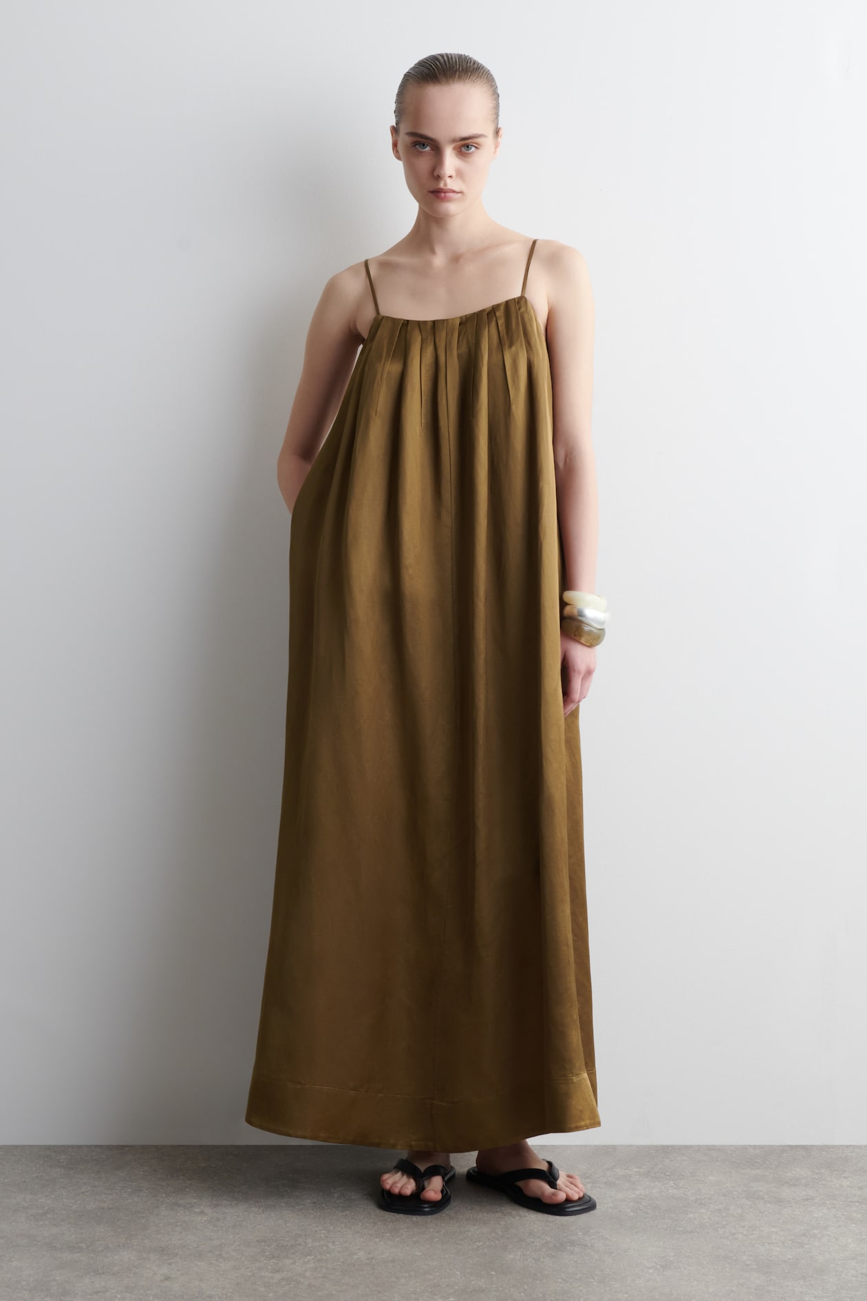 VESTIDO LARGO PLISADO FLUIDO - OCRE - MUJER | H&M ES