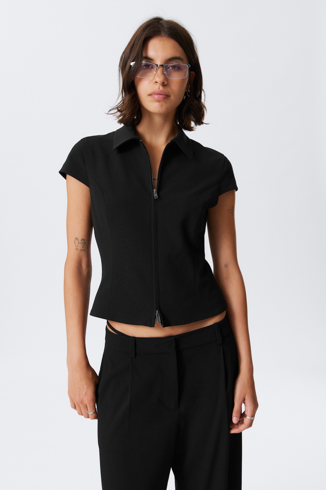 Fitted Short-Sleeved Zip Top - Black - Ladies | H&M GB