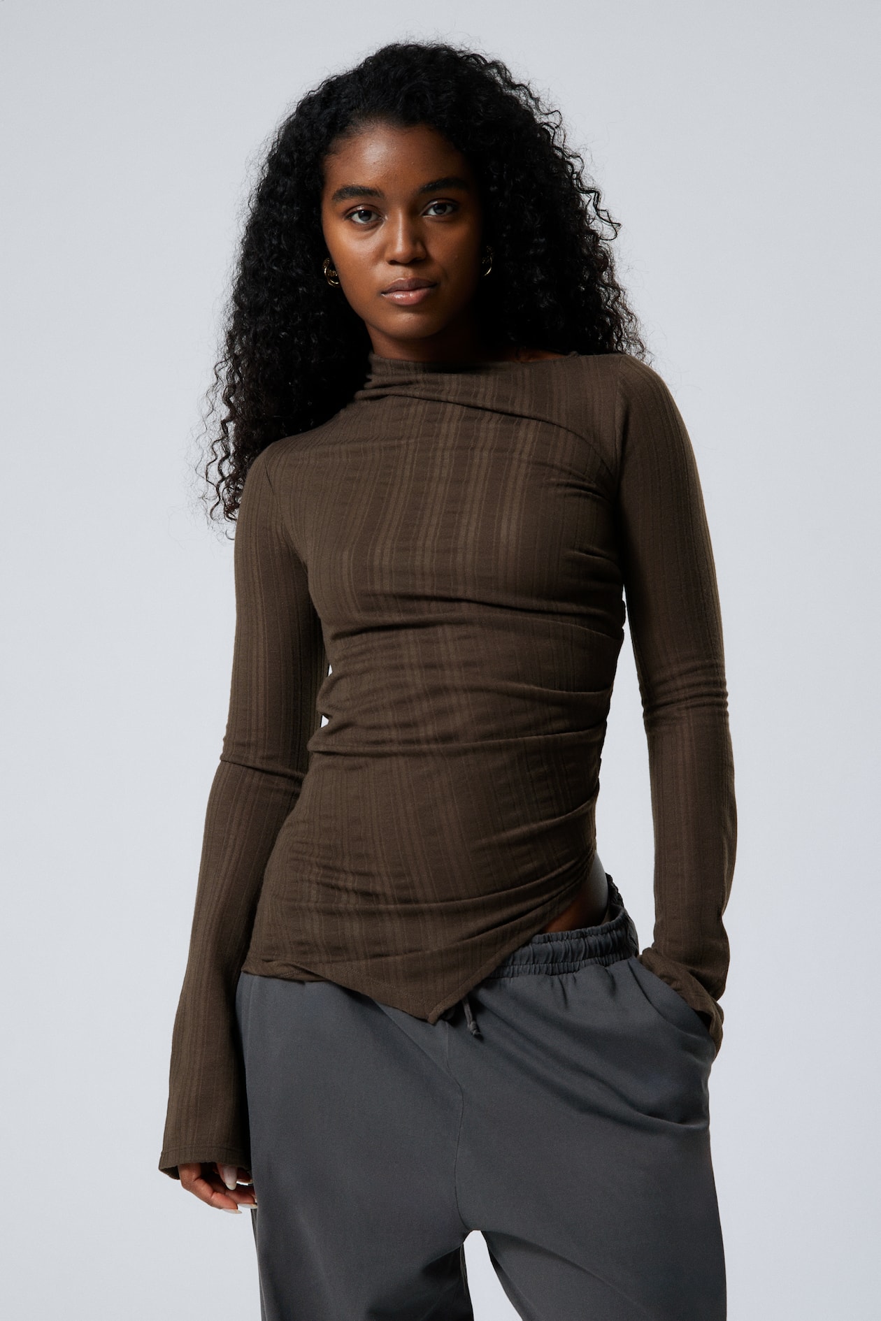 Doorschijnende, asymmetrische top met lange mouwen - Dark Brown - DAMES ...