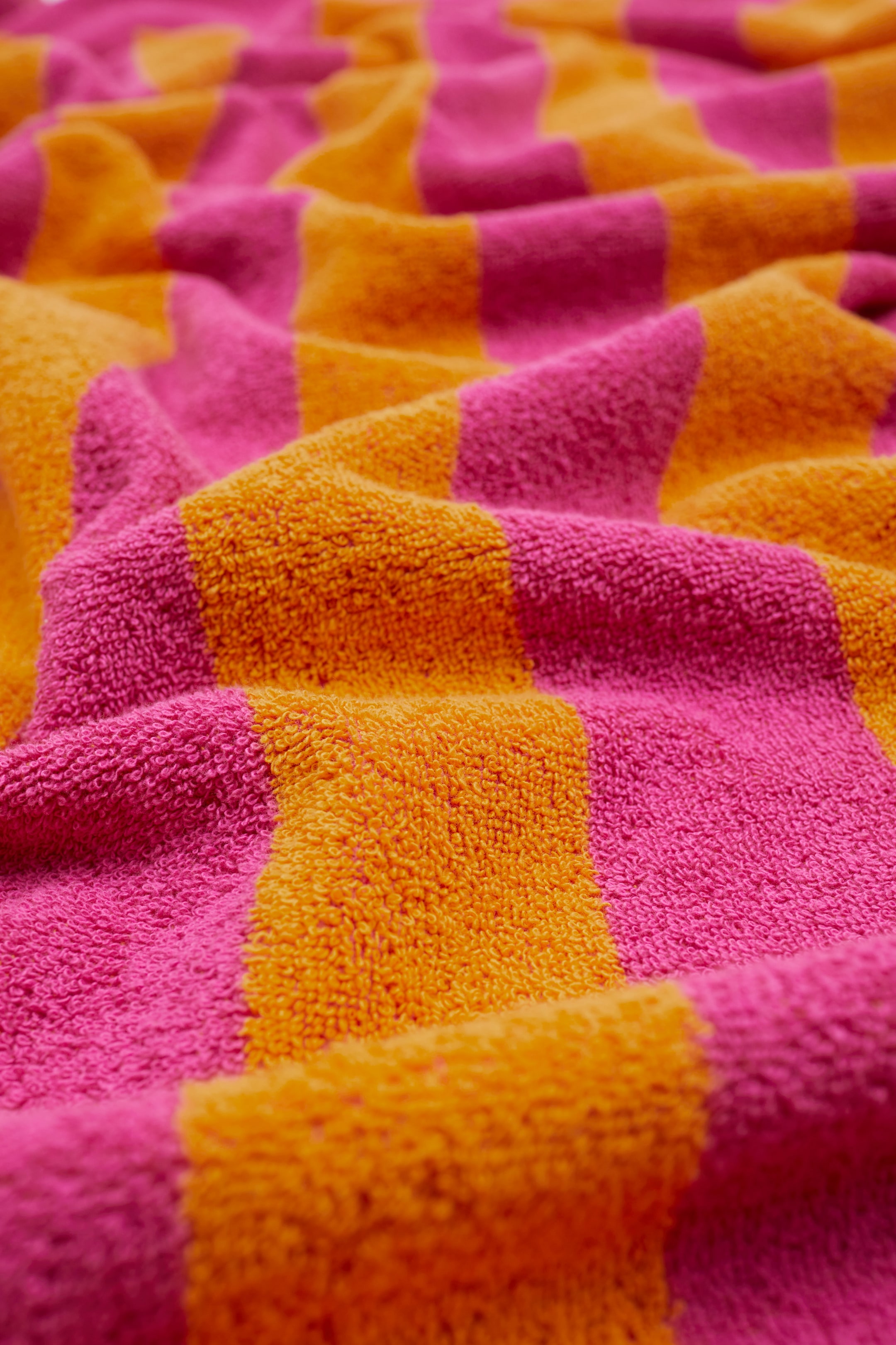 Bold Stripe Beach Towel - Hot pink/Peach - Ladies | H&M GB