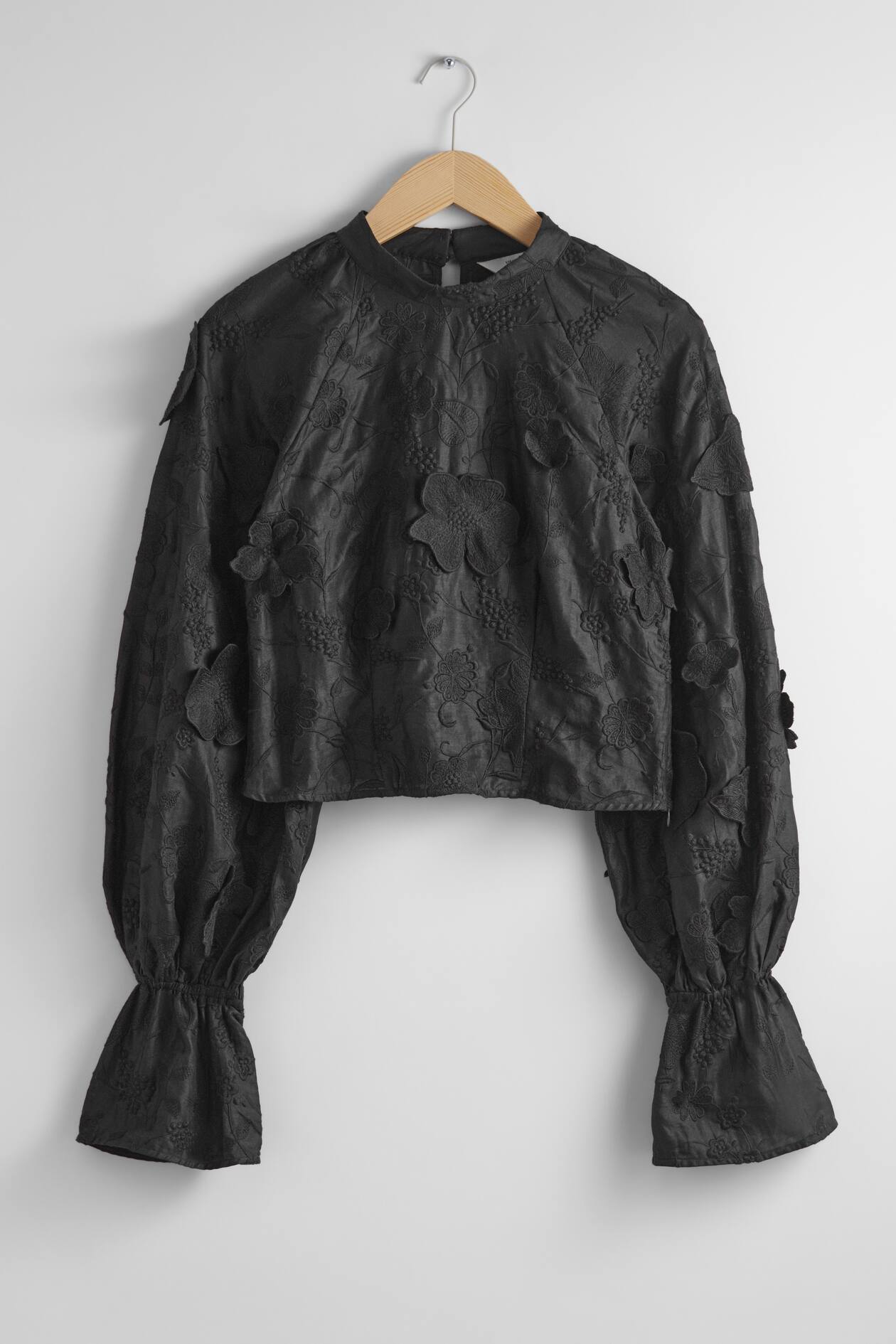 Bluse med croppet blomsterapplikasjon - Svart - DAME | H&M NO