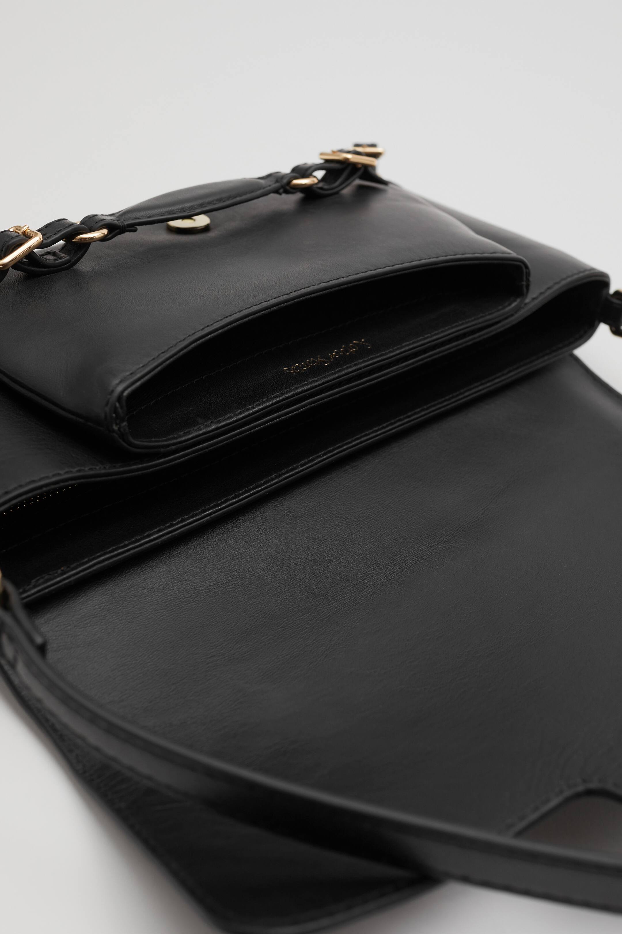 Skuldertaske i læder med spænder - Sort - DAME | H&M DK