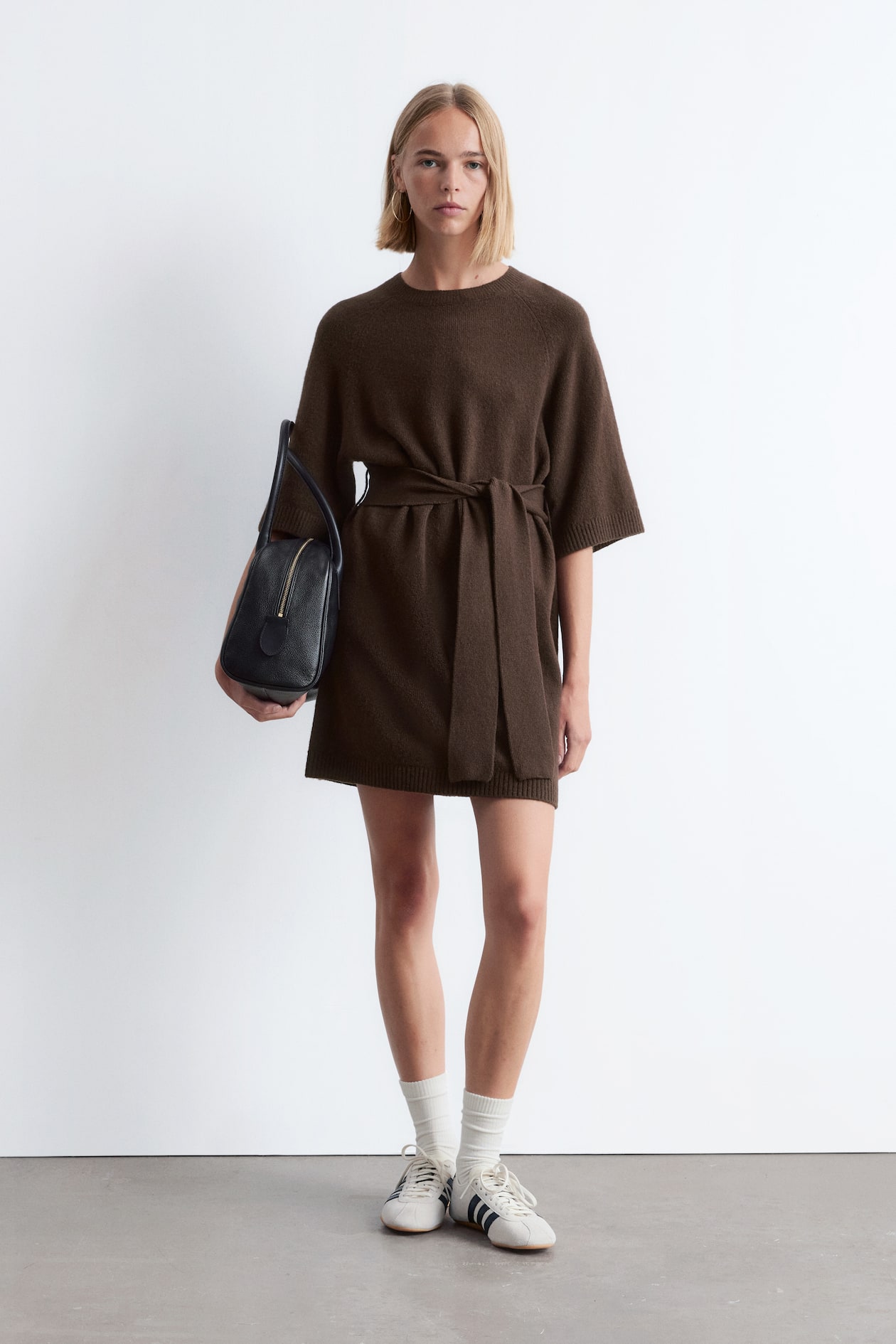 Kort strikket T-shirtkjole - Mørkebrun - DAME | H&M DK