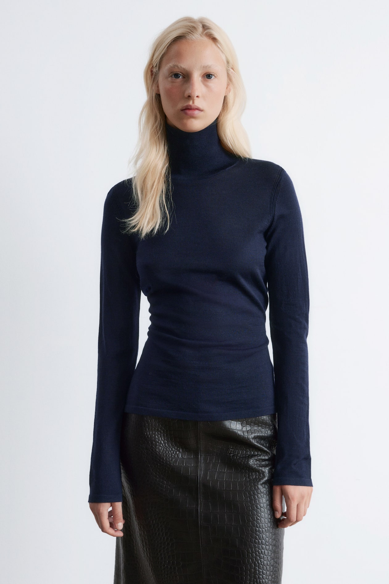 Thin-Knit Wool Turtleneck - Dark Blue - Ladies | H&M GB