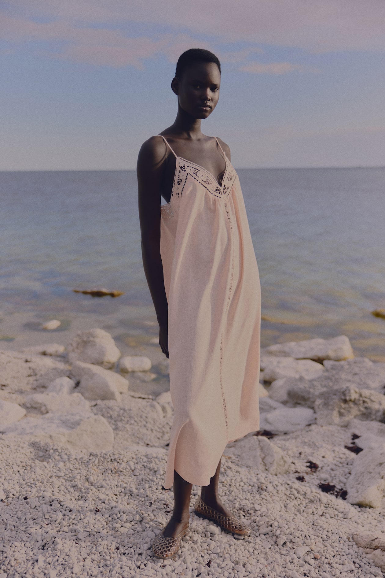 Vestido en bordado inglés con tirantes de lazo - Rosa palo - Ladies | H ...