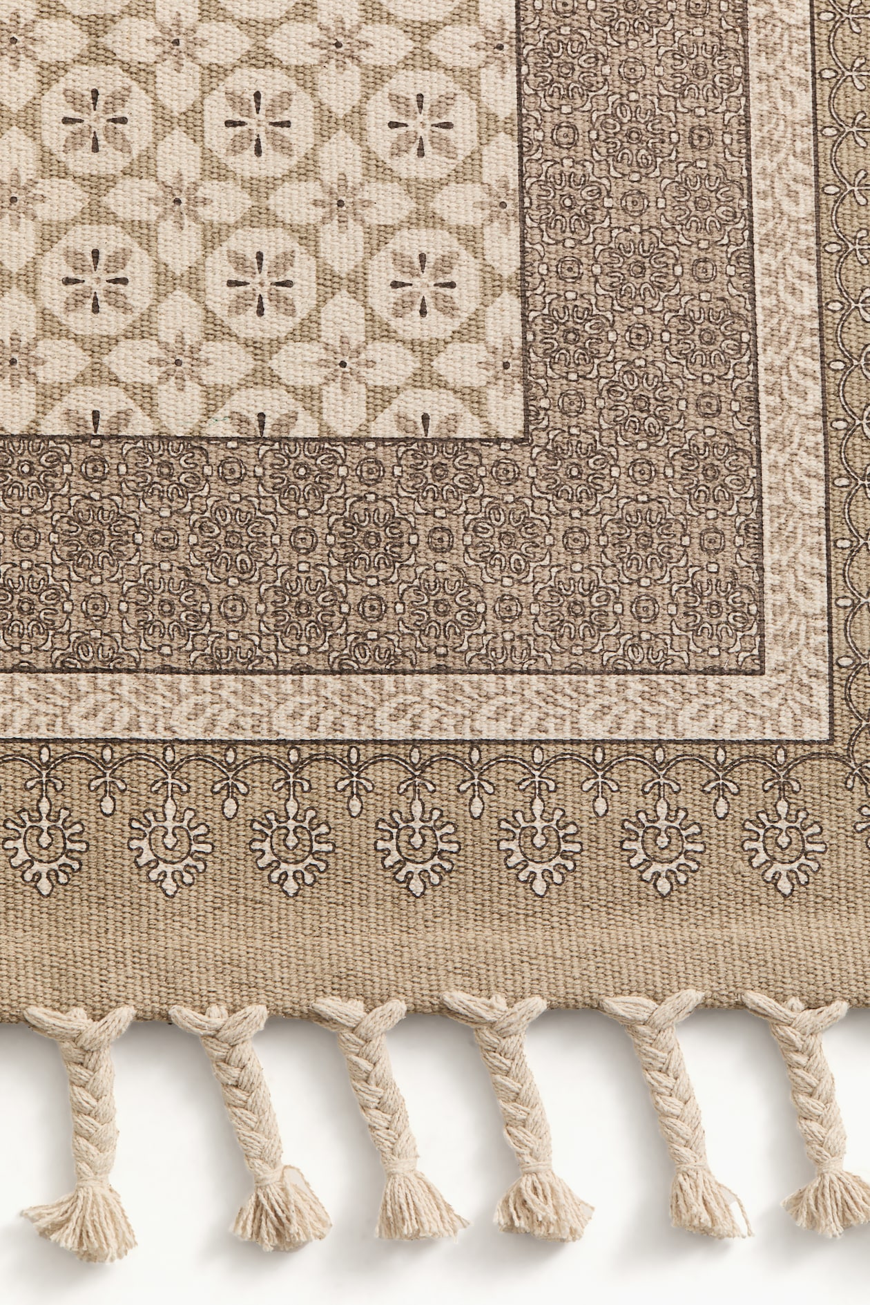 Patterned Rug with Fringe - Dusty beige/patterned - Home All | H&M US