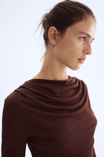 Top con cuello drapeado - Café oscuro - Ladies | H&M MX