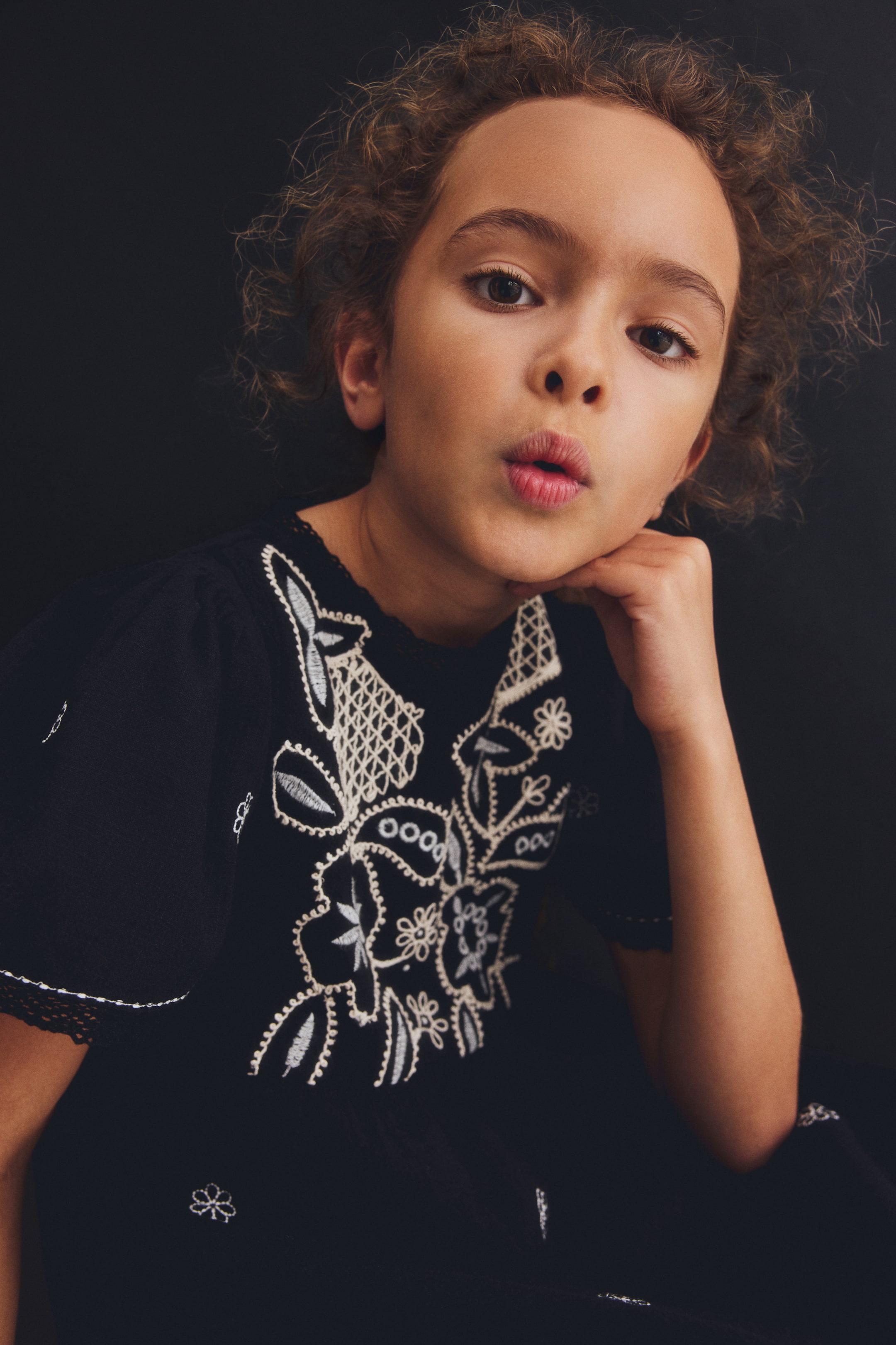 Abito in cotone con ricamo - Nero/fiori - BAMBINO | H&M IT