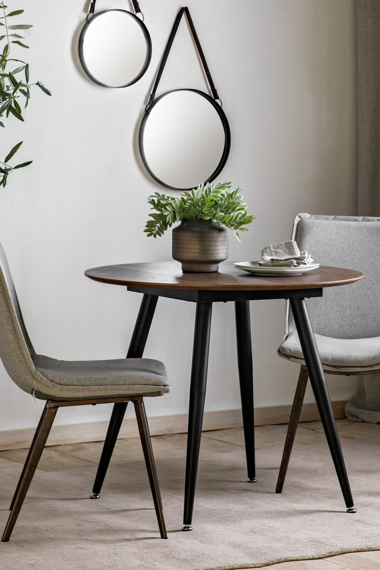 Dark Wood Wood Veneer Round Dining Table at H&M Home | H&M GB