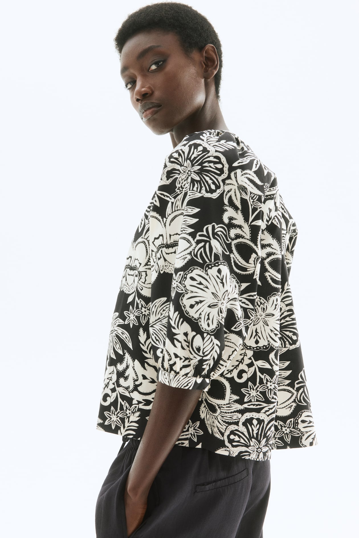 Balloon-sleeved poplin blouse - Black/Floral - Ladies | H&M GB