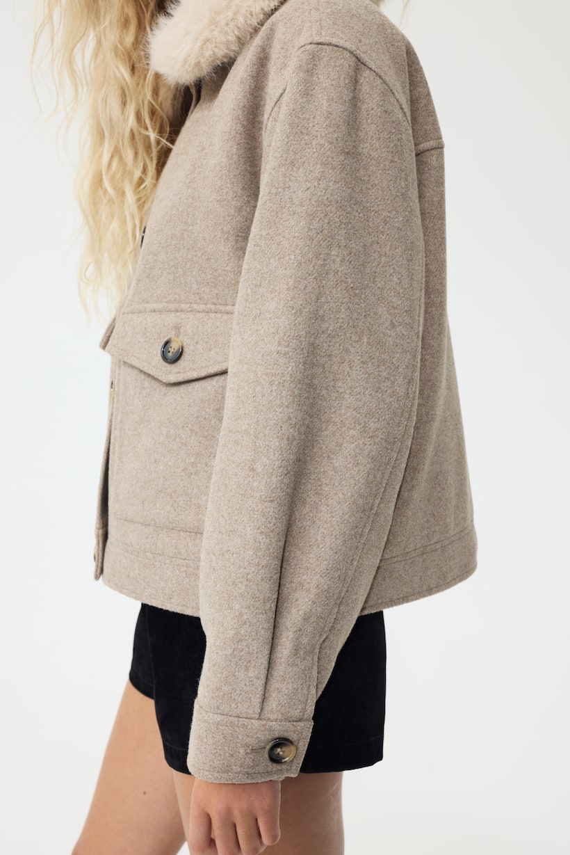 Chamarra de sarga con cuello en pelo sintético - Beige - Ladies | H&M MX