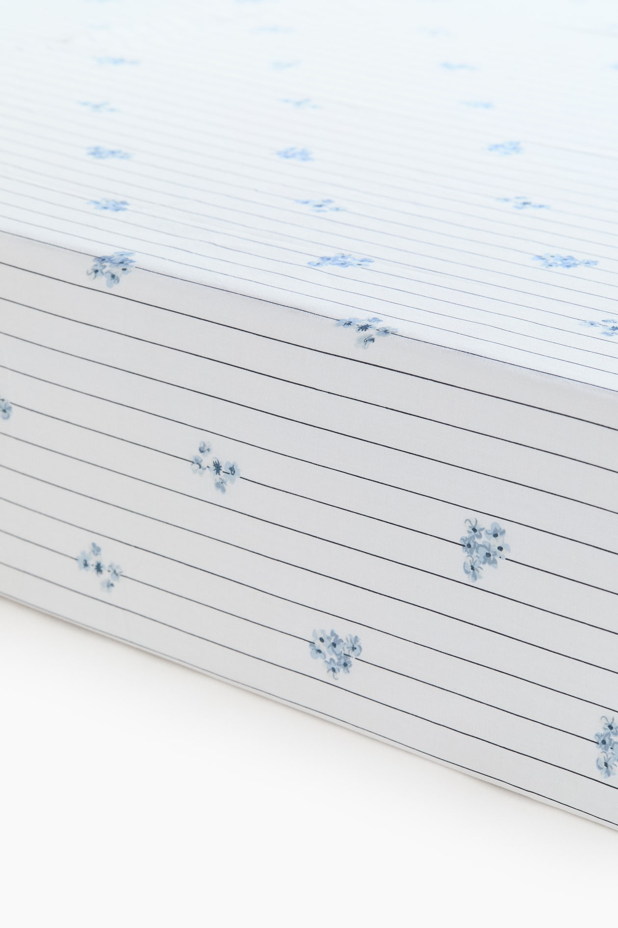 Patterned cotton fitted sheet - White/Blue floral - Home All | H&M IN