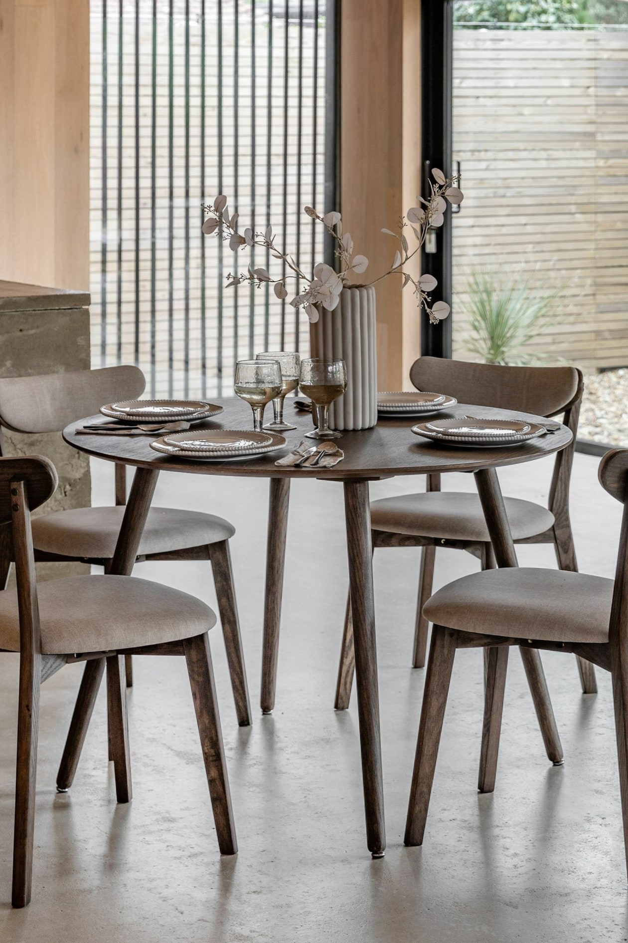 Dark Wood Wood Veneer Round Dining Table at H&M Home | H&M GB