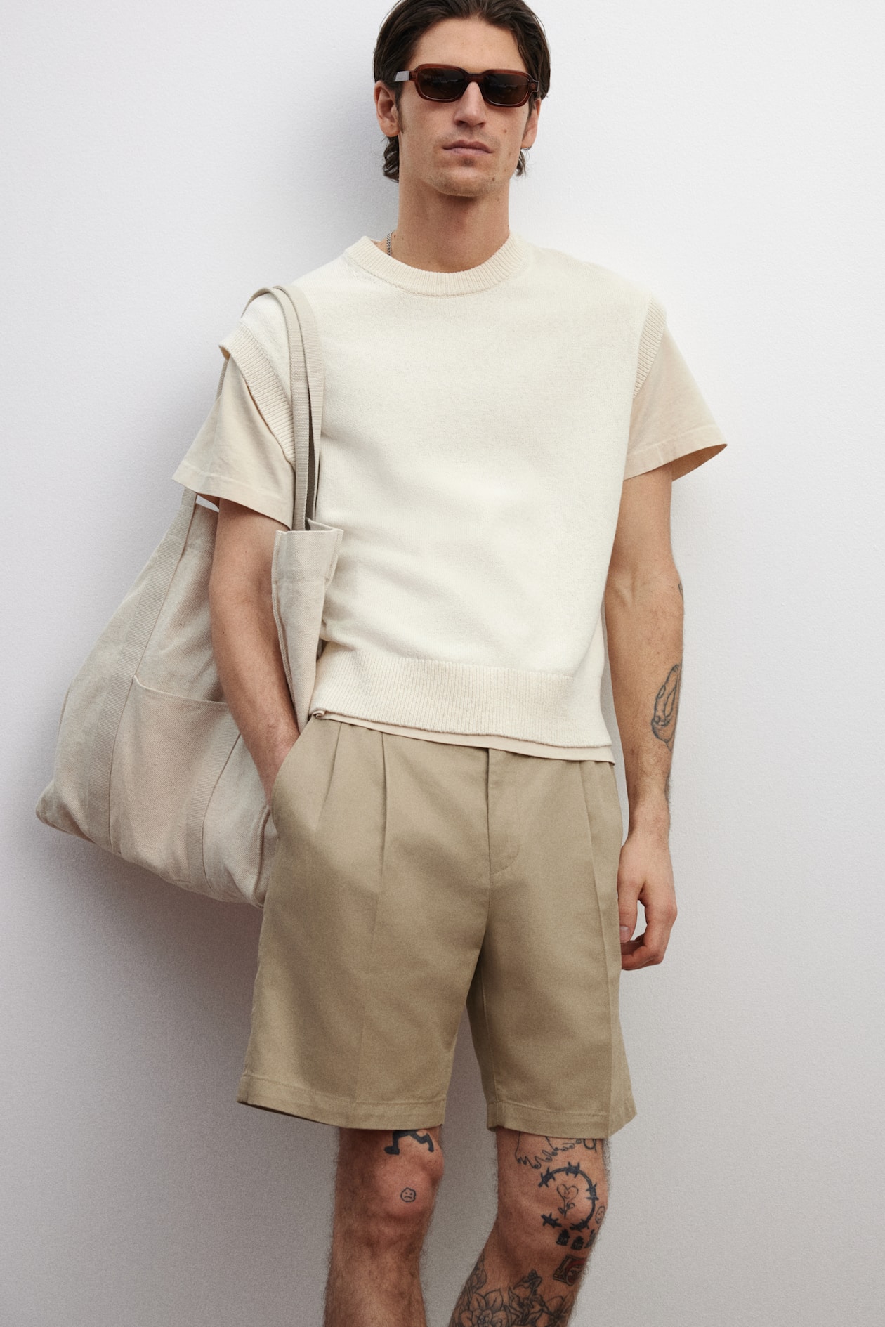 Regular Fit Crease-leg shorts - Beige - Men | H&M IN