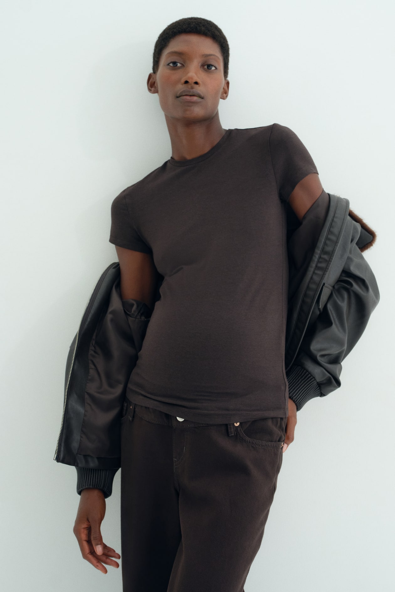 Women's Dark brown MAMA Fitted T-shirt | H&M GB