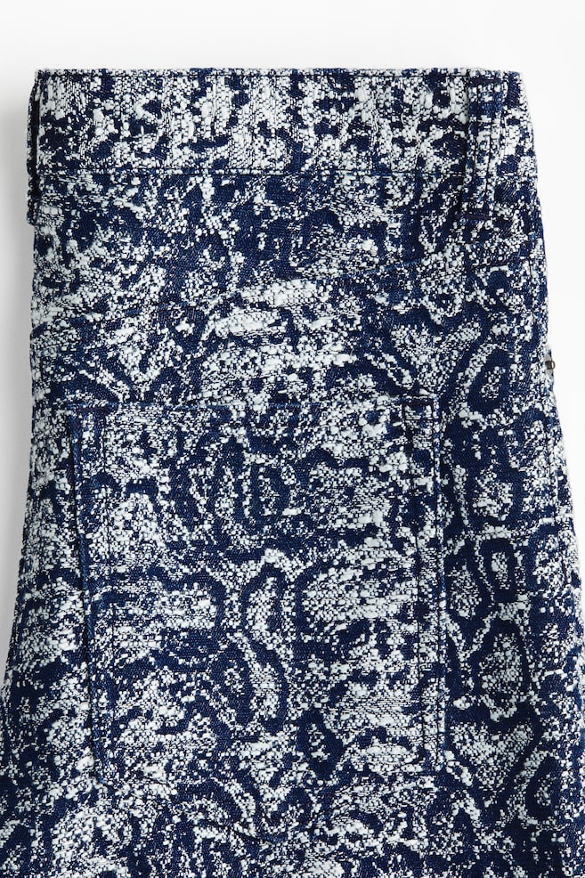 Jeans en denim de bouclé con pliegues - Azul denim/Diseño serpiente ...