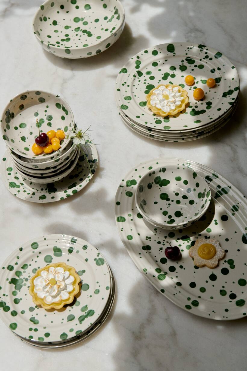 Large stoneware plate - Green/Spotted - Home All | H&M GB