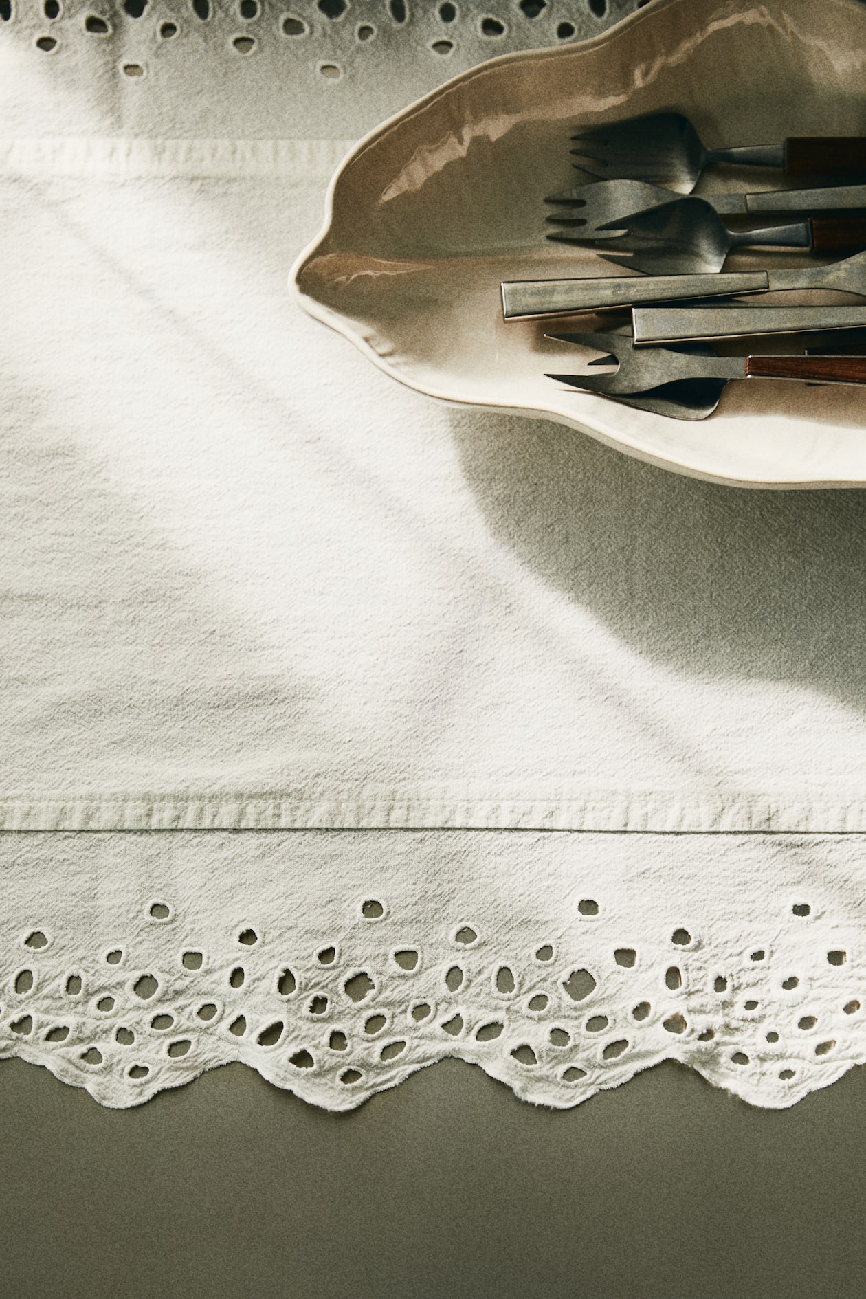 Table Runner with Eyelet Embroidery - White - Home All | H&M US