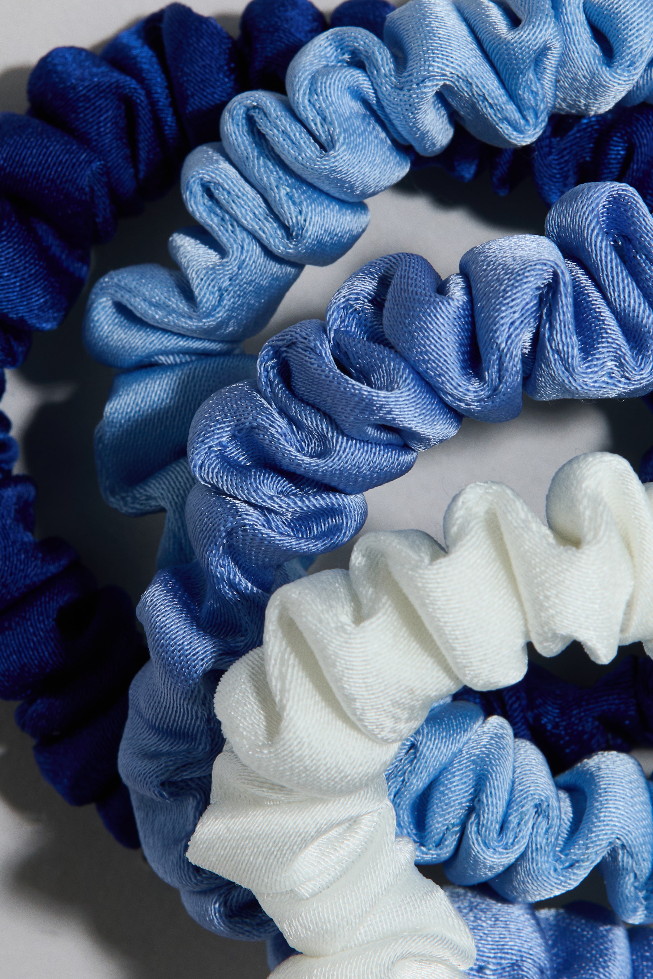 Bright blue/Light blue 4-pack scrunchies for kids | H&M IN