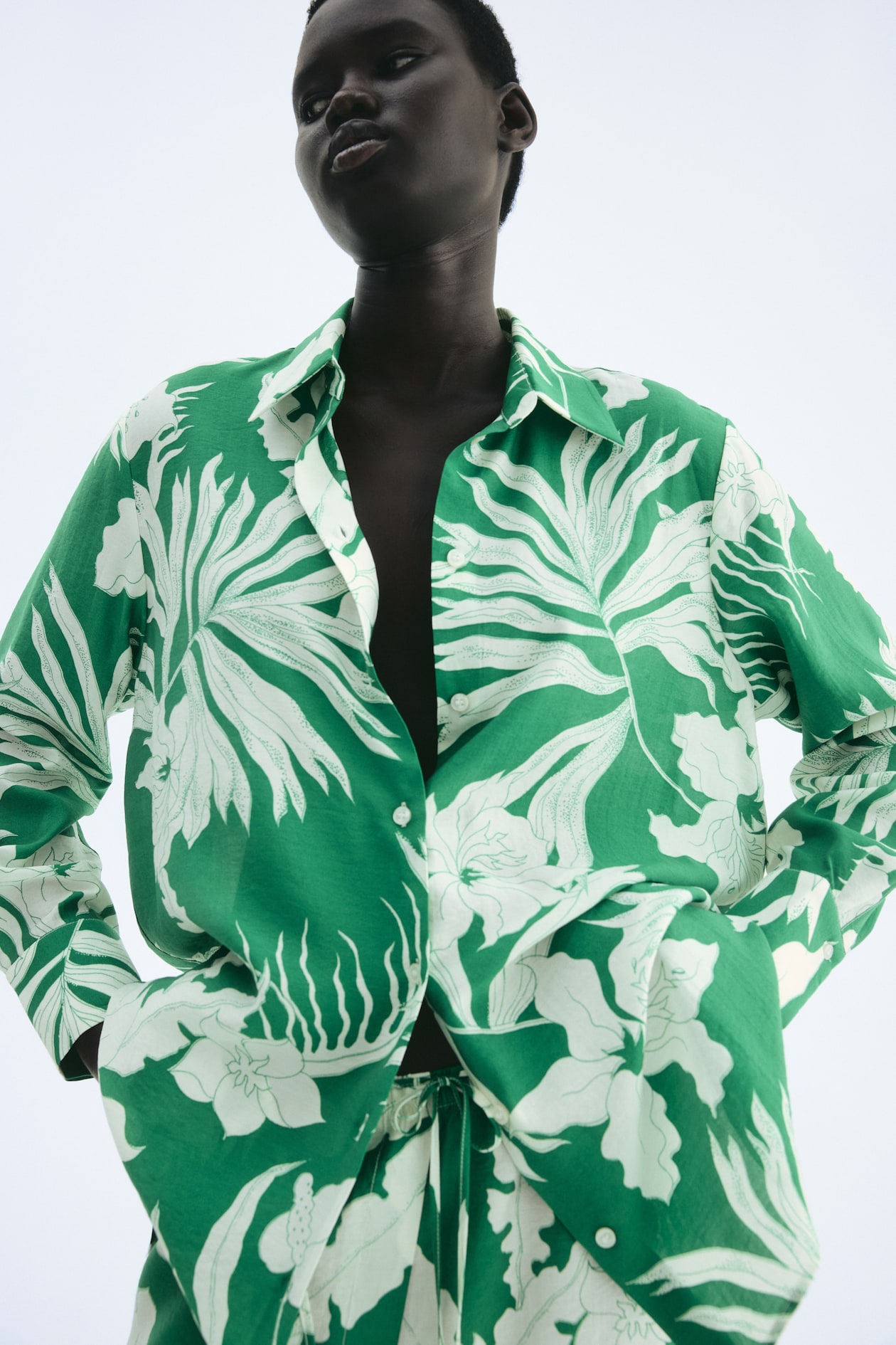 Oversized overhemdblouse met dessin - Groen/witte bloemen - DAMES | H&M NL