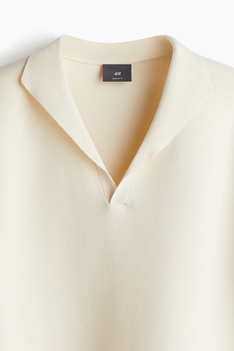 Playera polo Regular Fit con cuello en V - Crema - Men | H&M MX