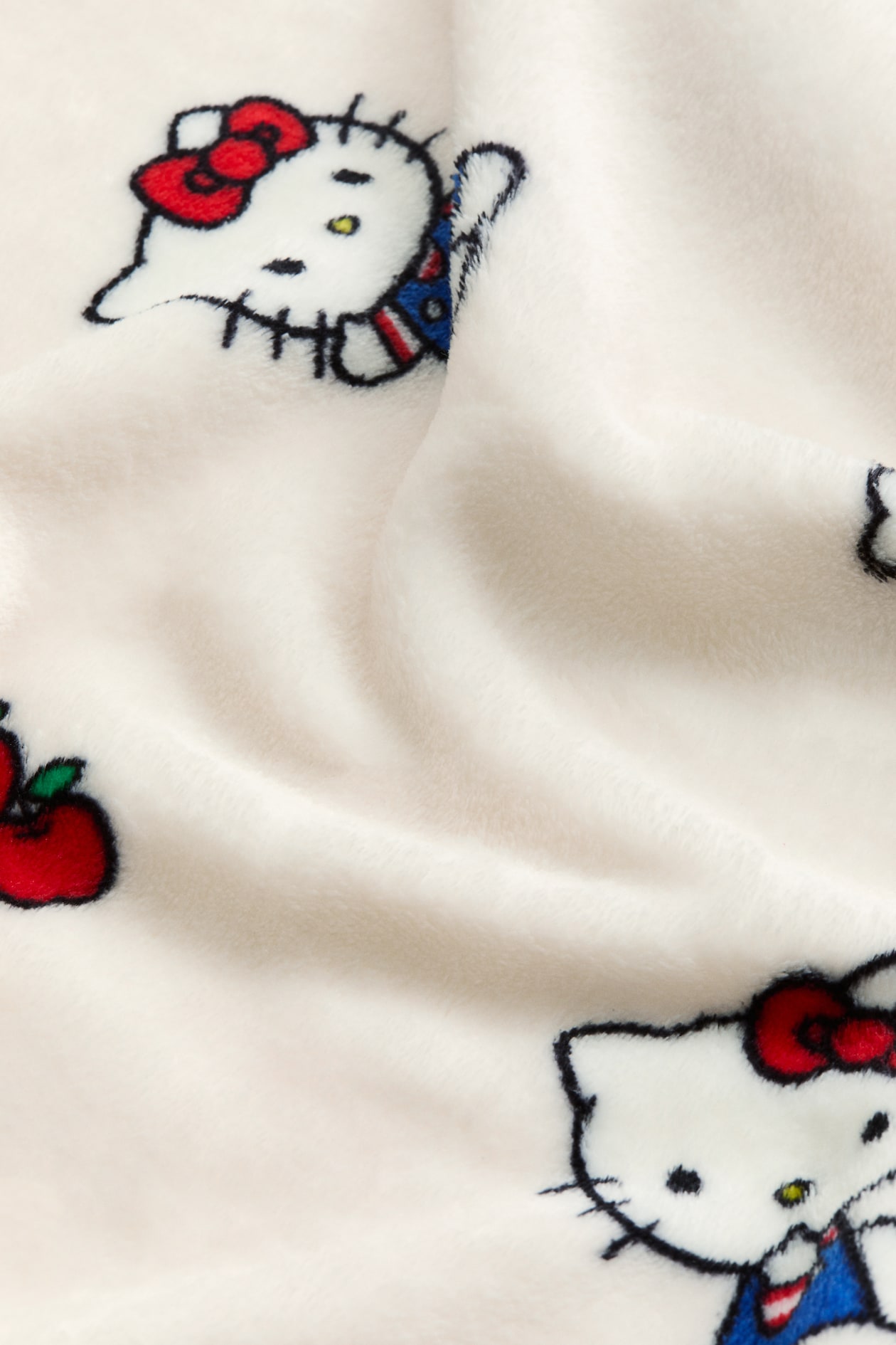 Light beige/Hello Kitty Patterned Fleece Blanket at H&M Home | H&M US