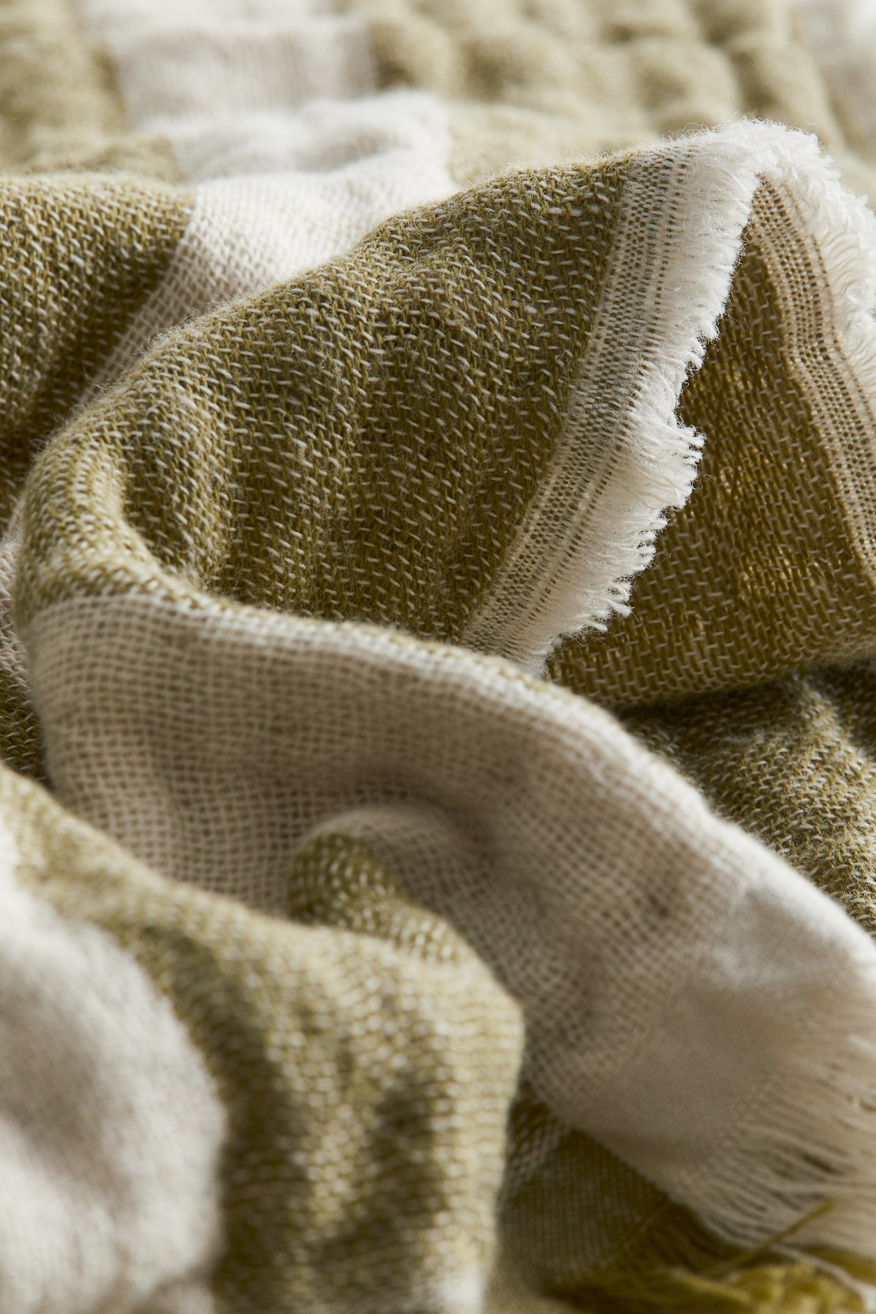 Olive green/white Cotton Muslin Throw at H&M Home | H&M US