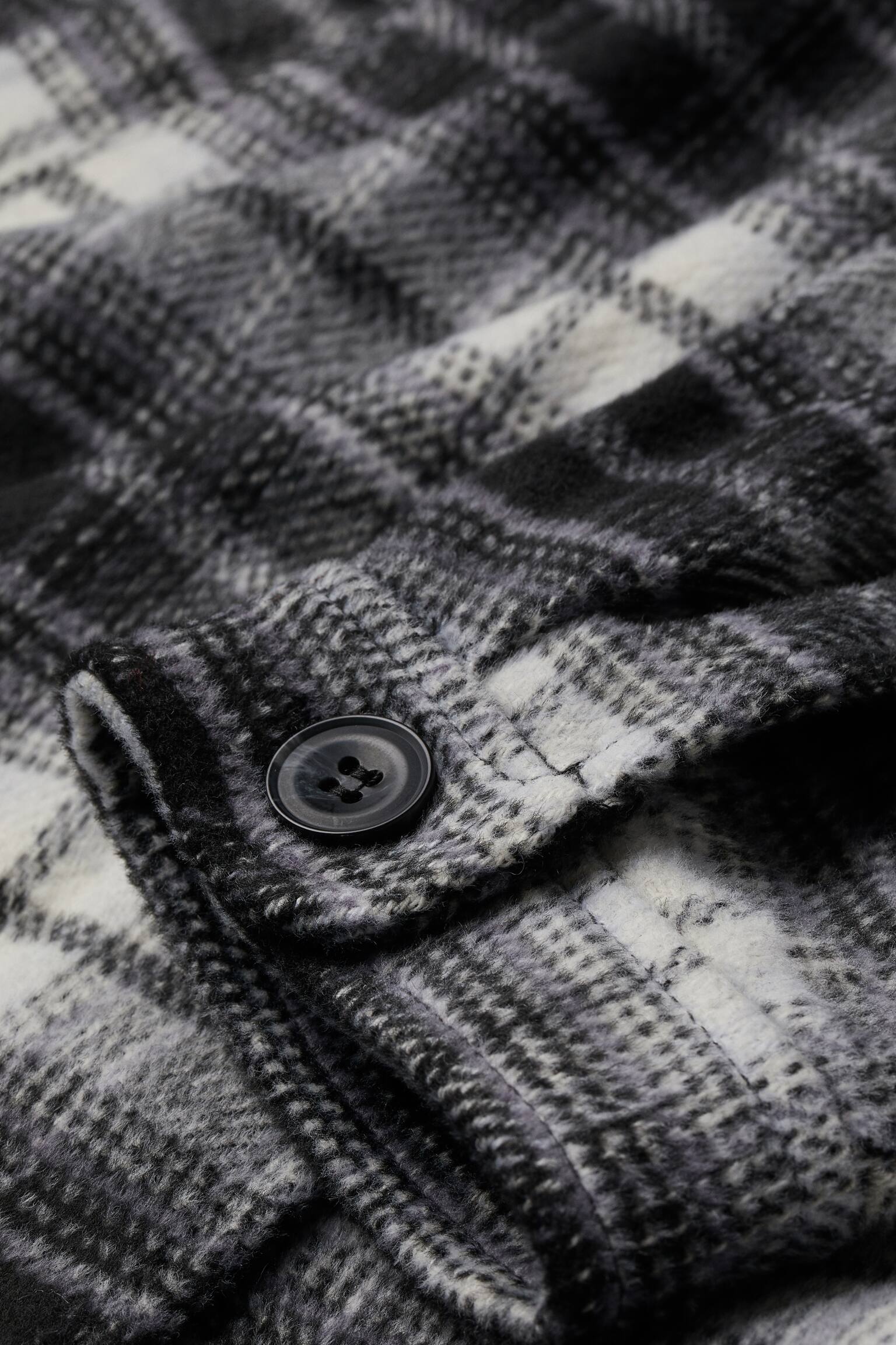 Long shacket - Long sleeve - Black/Checked - Ladies | H&M IE