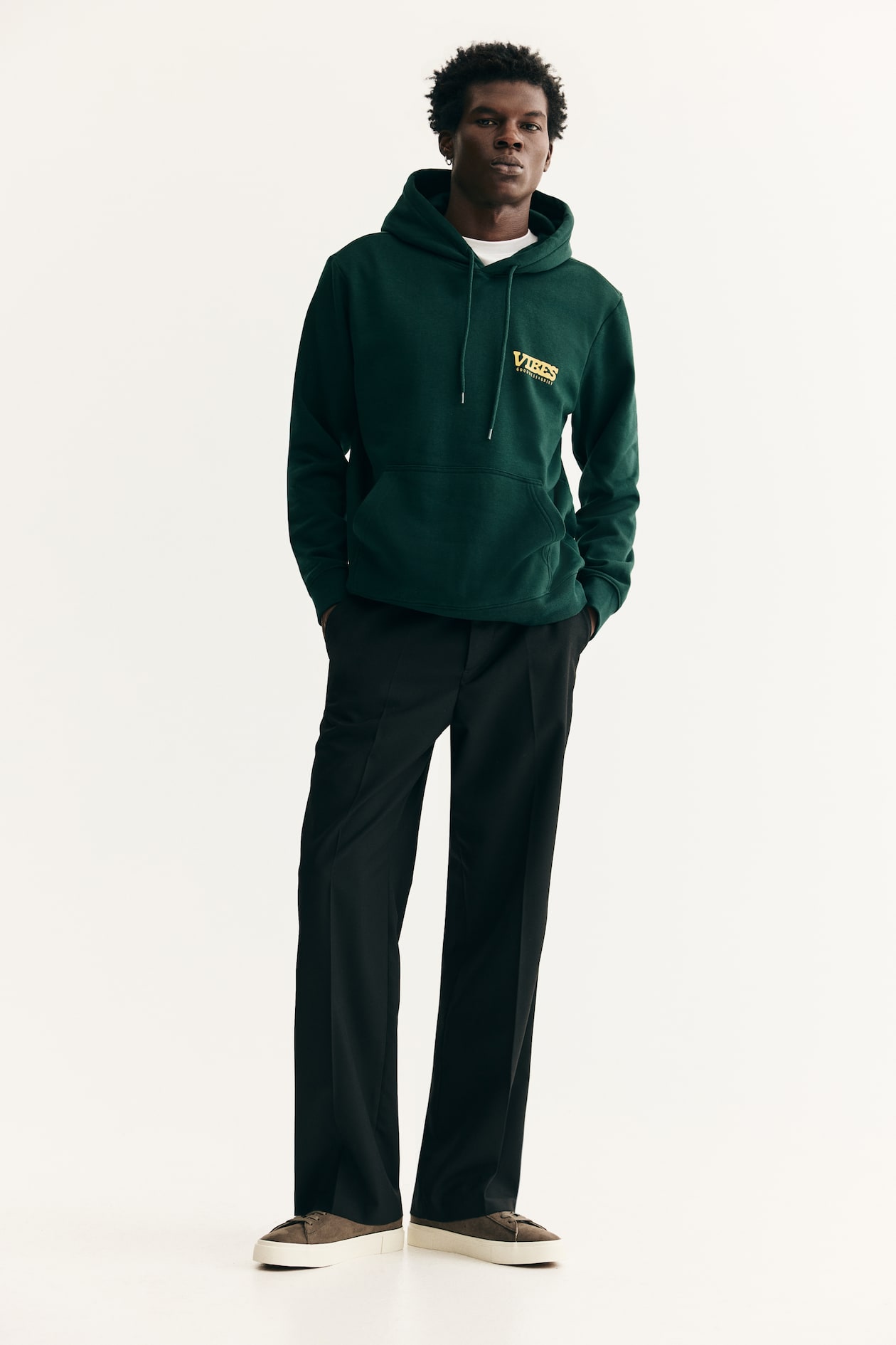 Hoodie in Regular Fit - Grün/Snoopy - Men | H&M DE