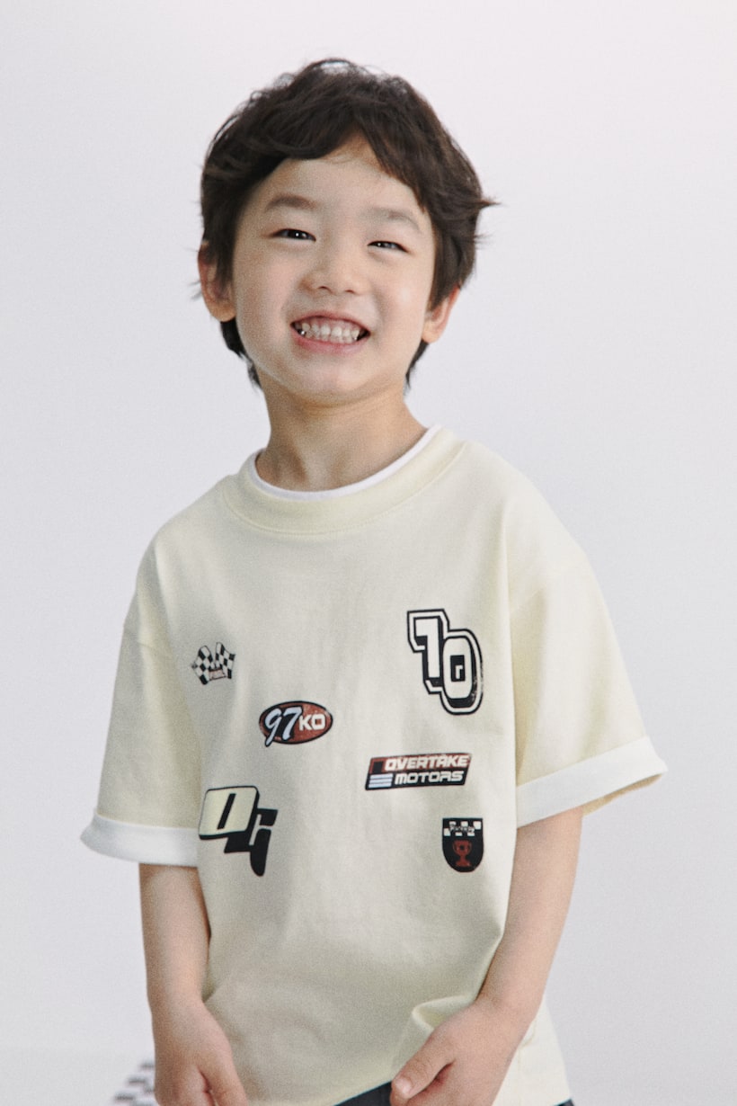 プリントデザイン コットンTシャツ - ライトベージュ／Racing - Kids | H&M JP