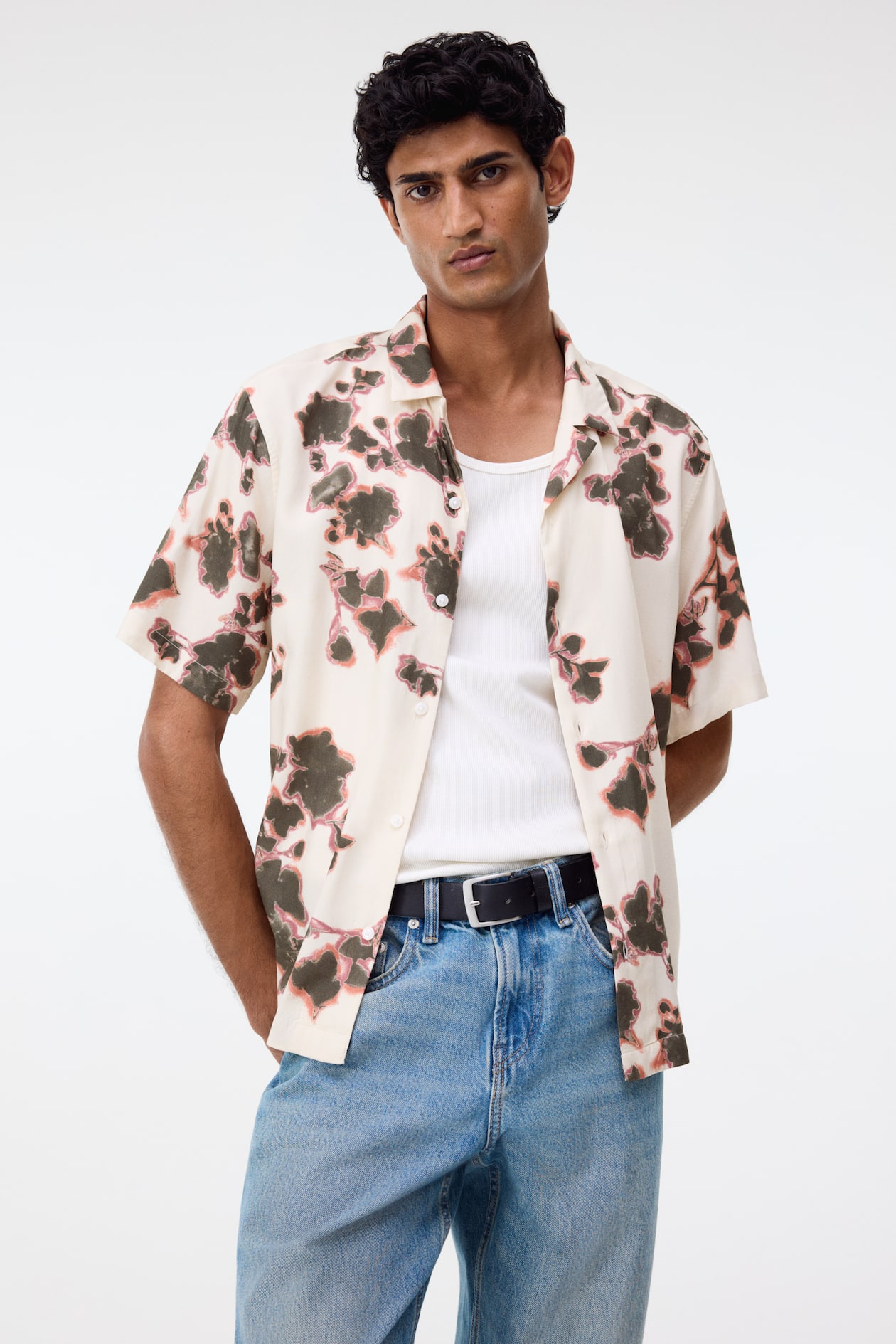 Men’s Light beige/Floral Regular Fit Patterned resort shirt | H&M IN