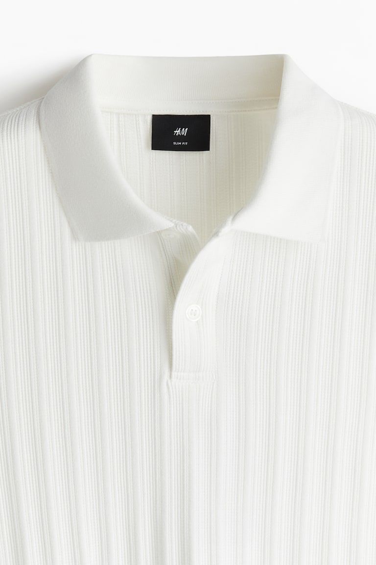 Playera polo Slim Fit en punto texturizado - Crema - Men | H&M MX
