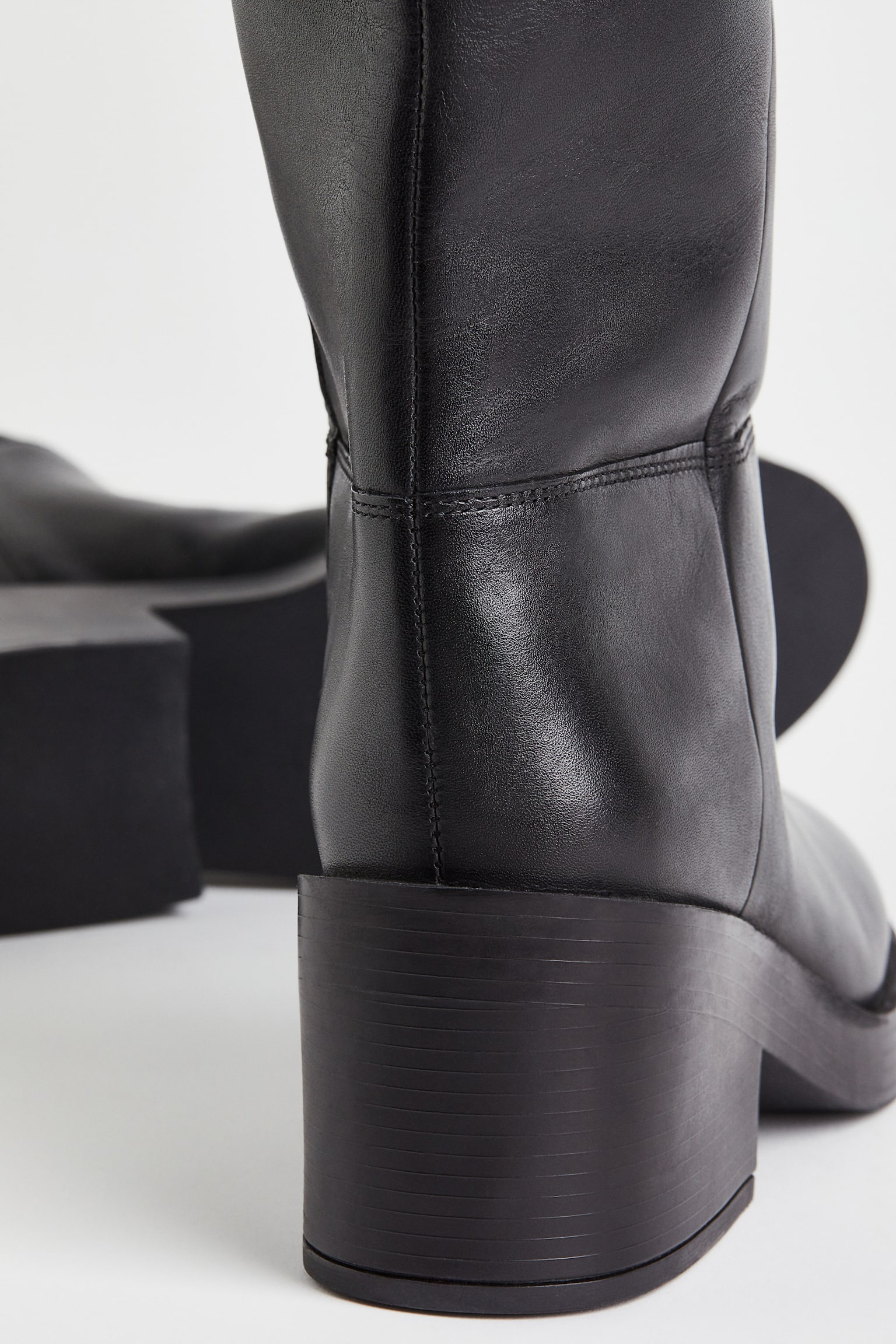Kniehohe Stiefel aus Leder - Hoher Absatz - Schwarz - DAMEN | H&M CH