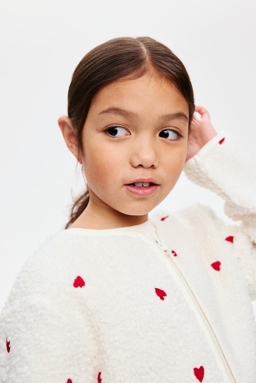 Cárdigan con zíper en tejido peluche - Blanco/Corazones - Kids | H&M MX
