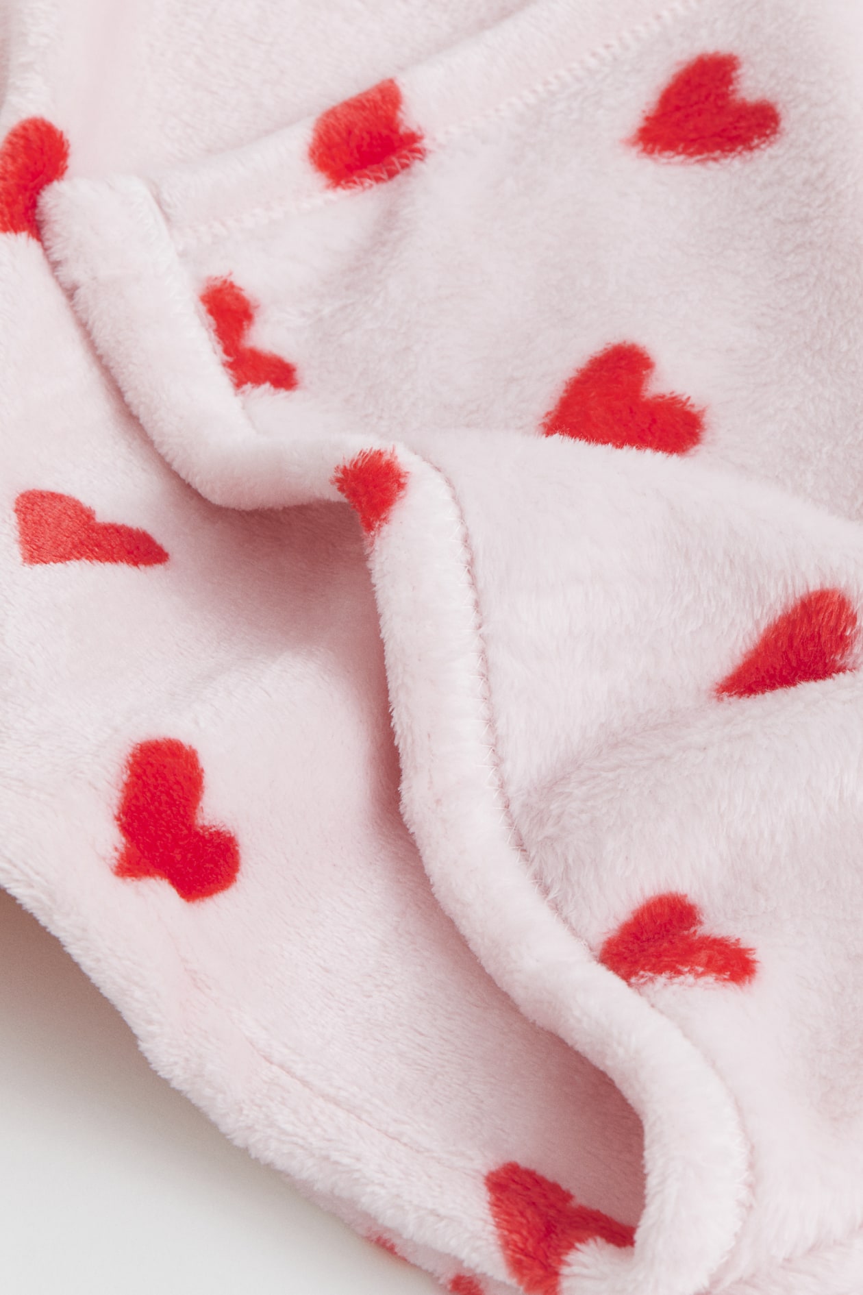 Light pink/Hearts Patterned fleece blanket at H&M Home | H&M GB