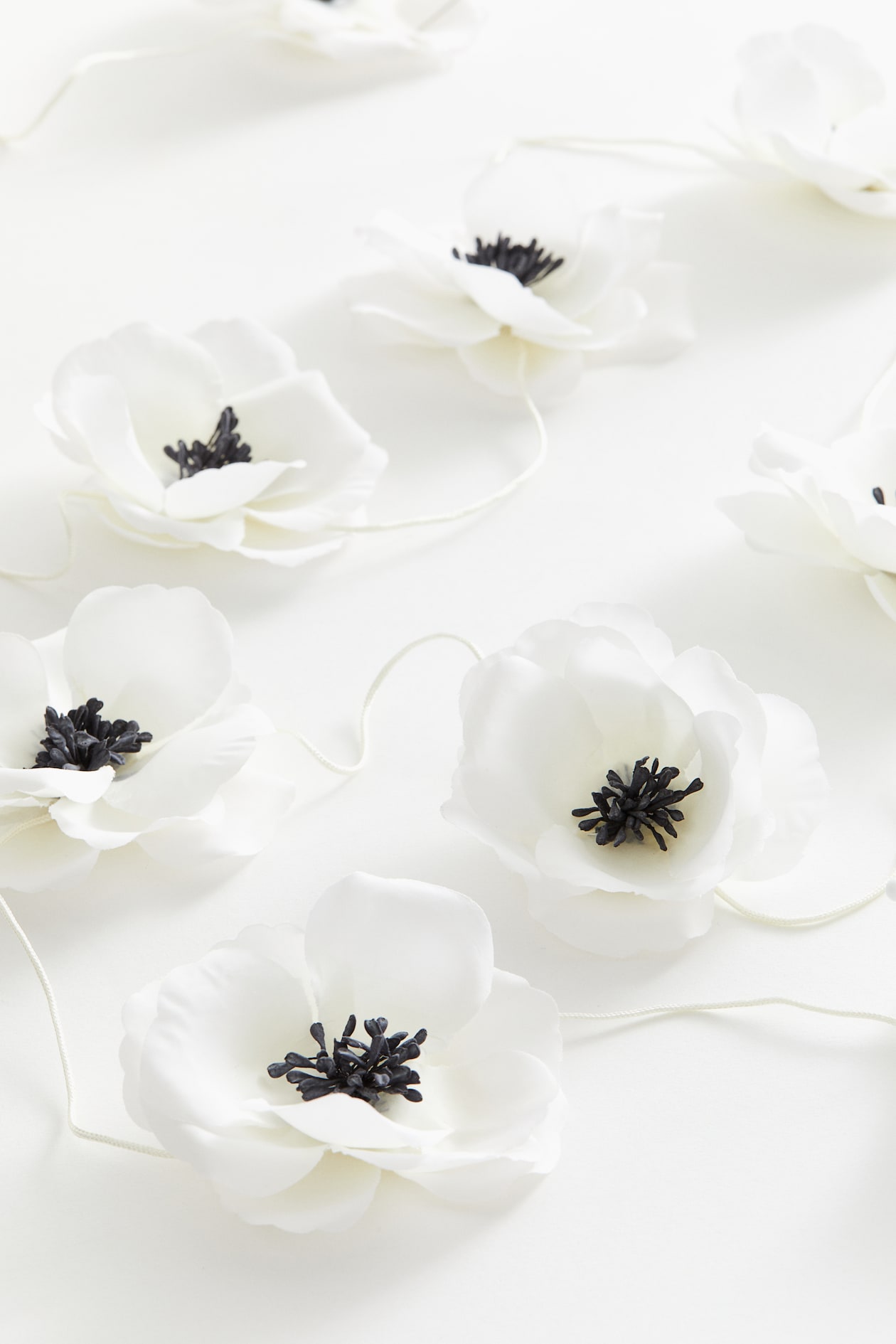 White/flowers Flower Garland at H&M Home | H&M US