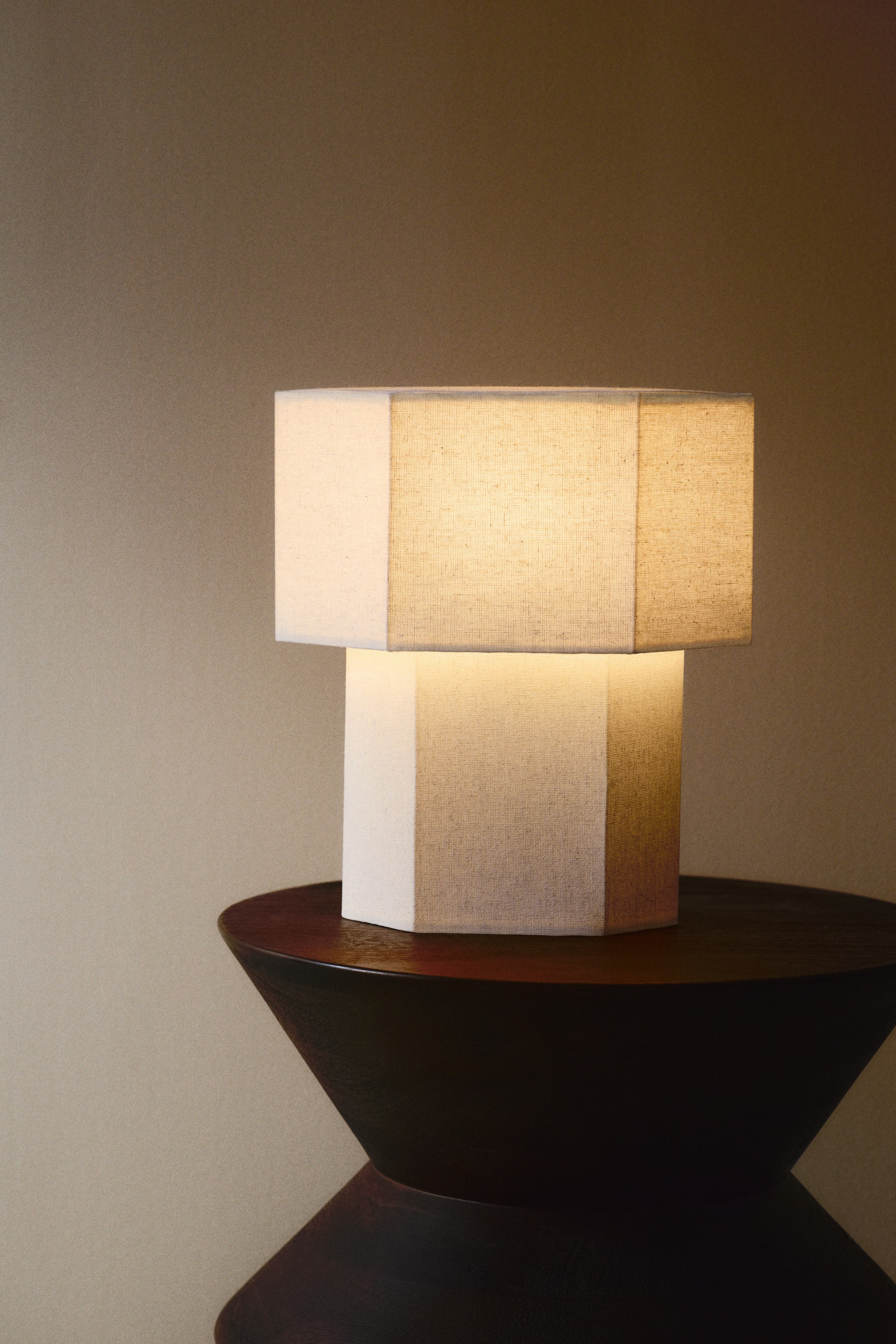 Light beige Hexagonal table lamp at H&M Home | H&M GB
