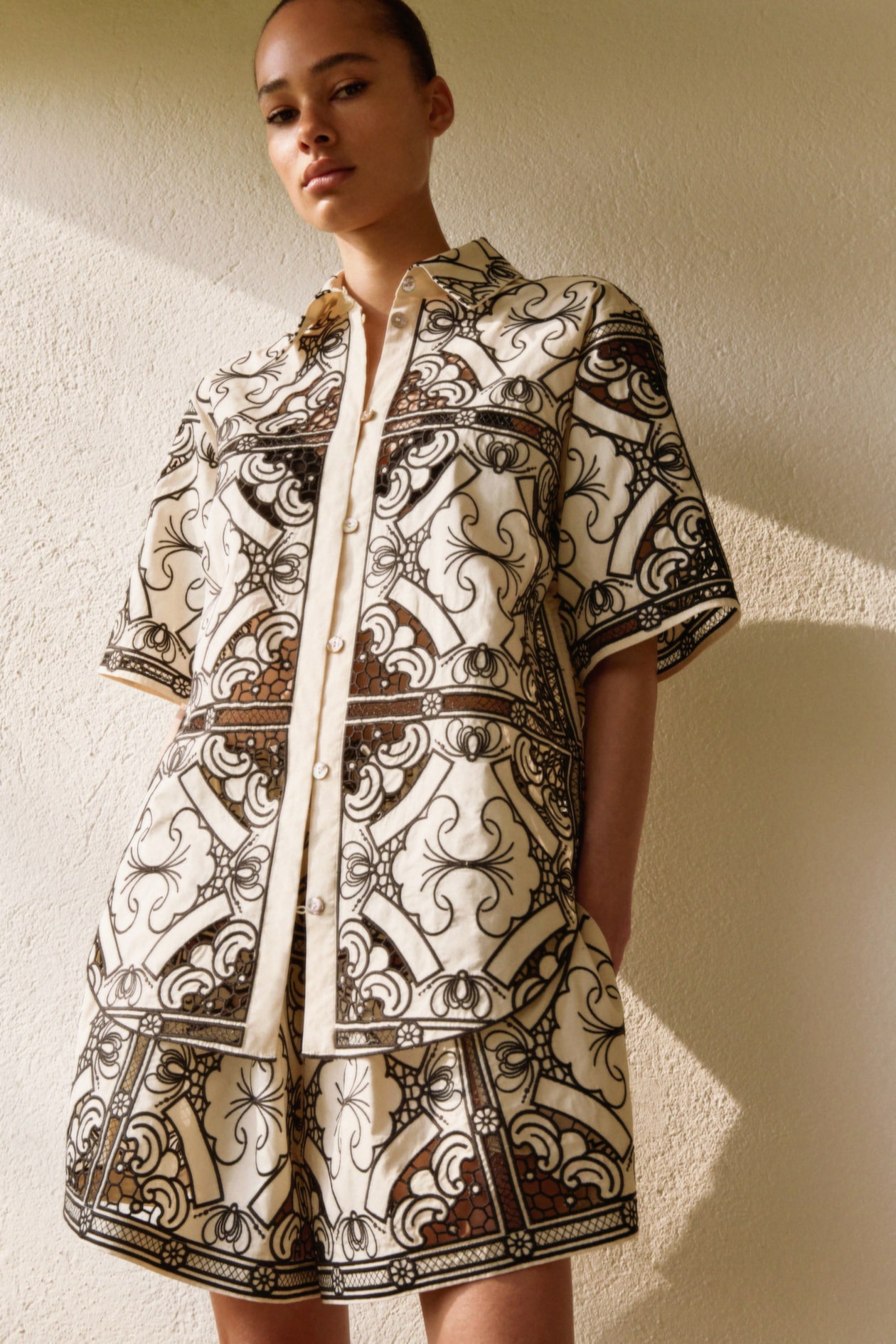 Pantalón corto paper bag con bordado - Crema/Negro - MUJER | H&M ES