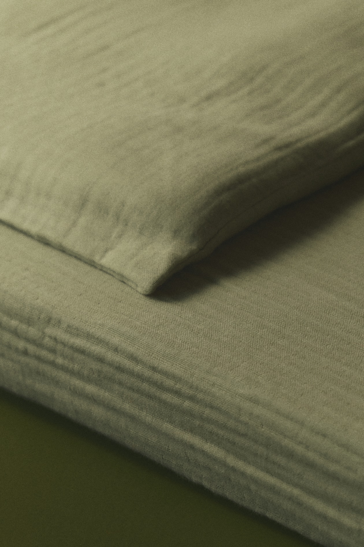 Sage green Muslin cot fitted sheet at H&M Home | H&M IN