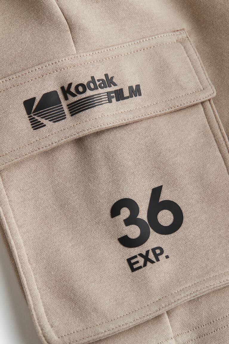 Relaxed Fit Printed Cargo Sweatshorts - Beige/Kodak - Men | H&M US
