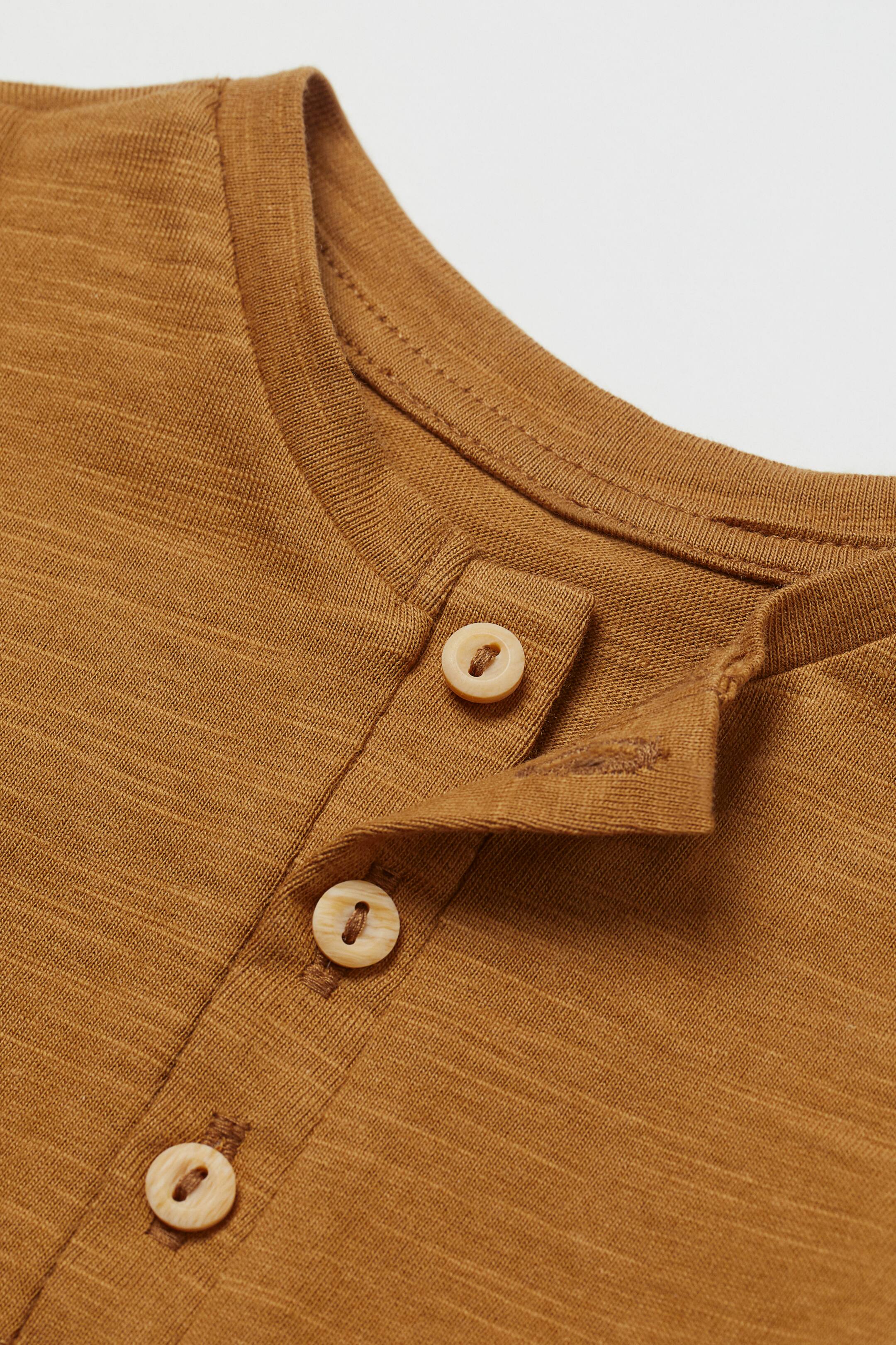 T-shirt med knapper - Rundhalset - Kort erme - Lys brun - BARN | H&M NO