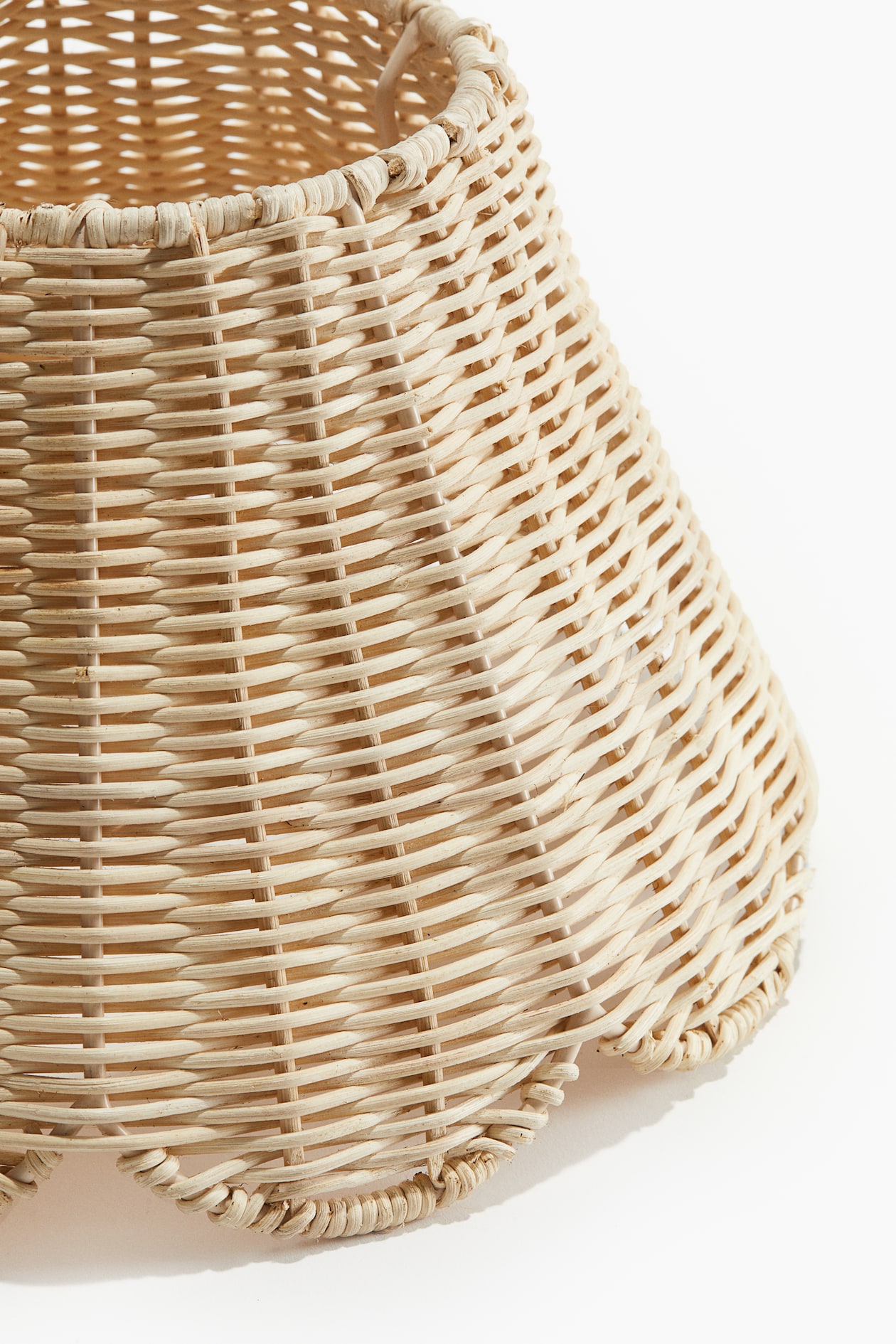 Scallop-edged rattan lampshade - Light beige - Home All | H&M GB