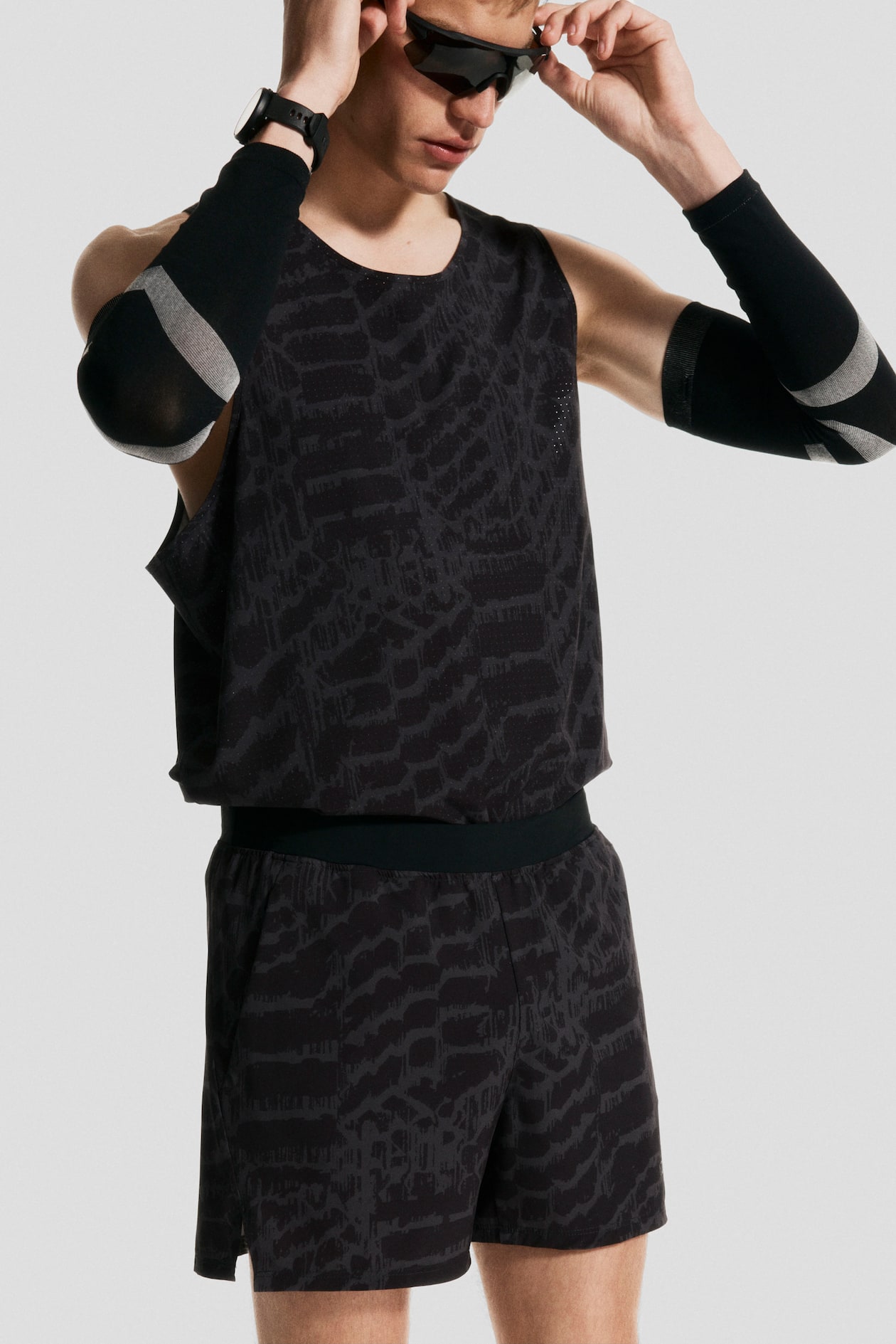 Men’s Black/Patterned Short sports shorts with DryMove™ | H&M GB