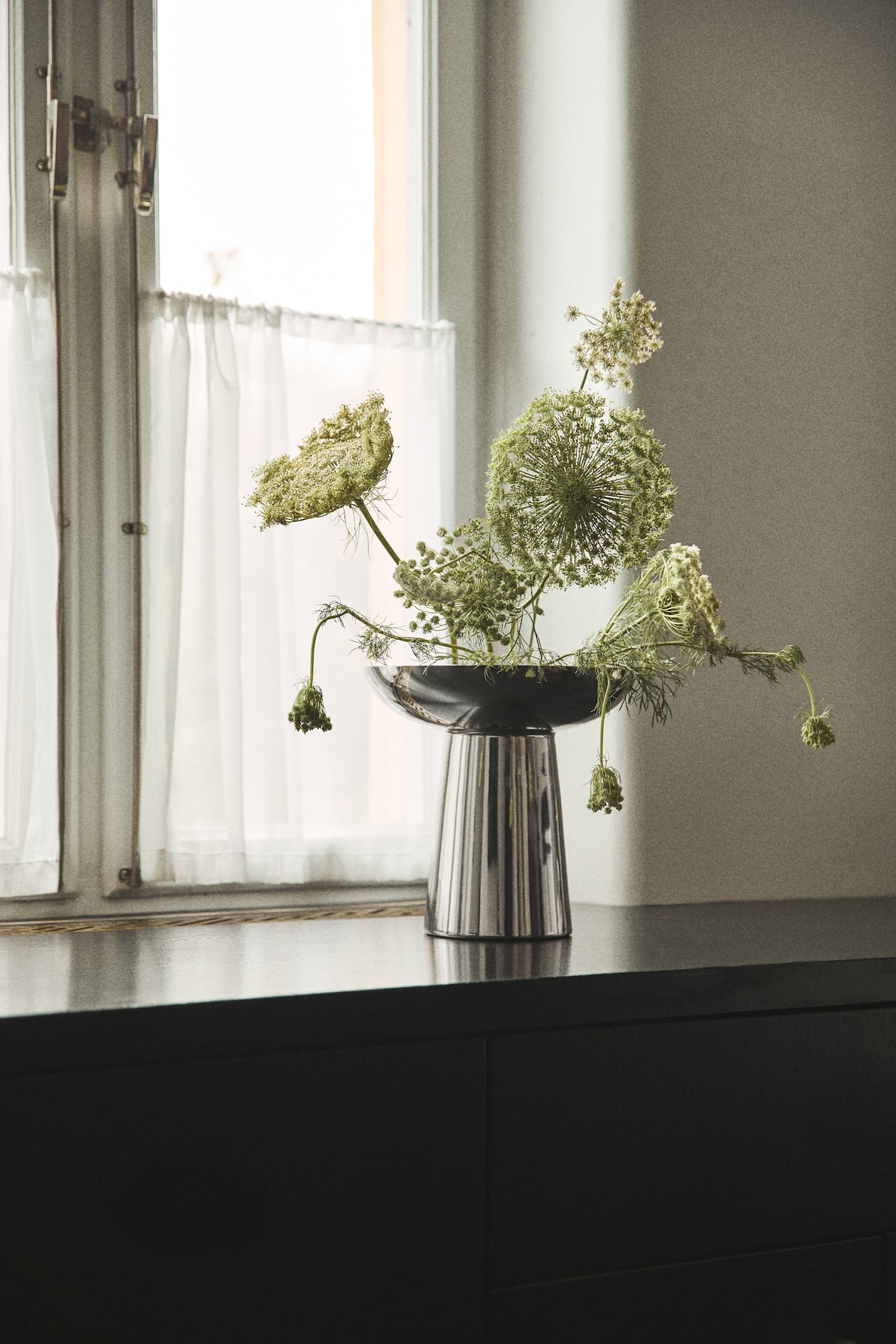 Large metal vase - Silver-coloured - Home All | H&M IN