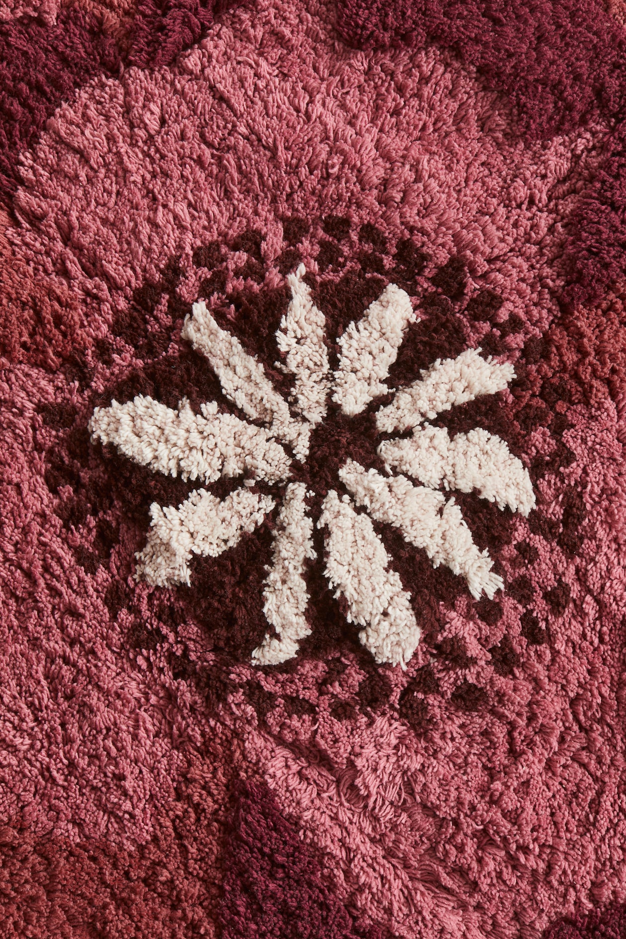 Tufted flower-shaped bath mat - Red/Flower - Home All | H&M IE