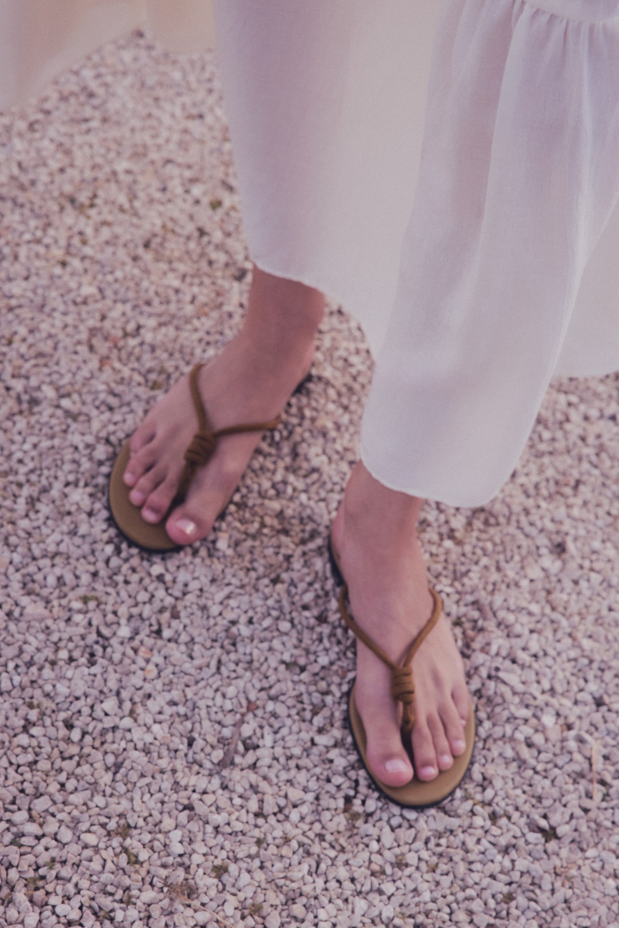 Chancletas con nudo decorativo - Beige oscuro - MUJER | H&M ES