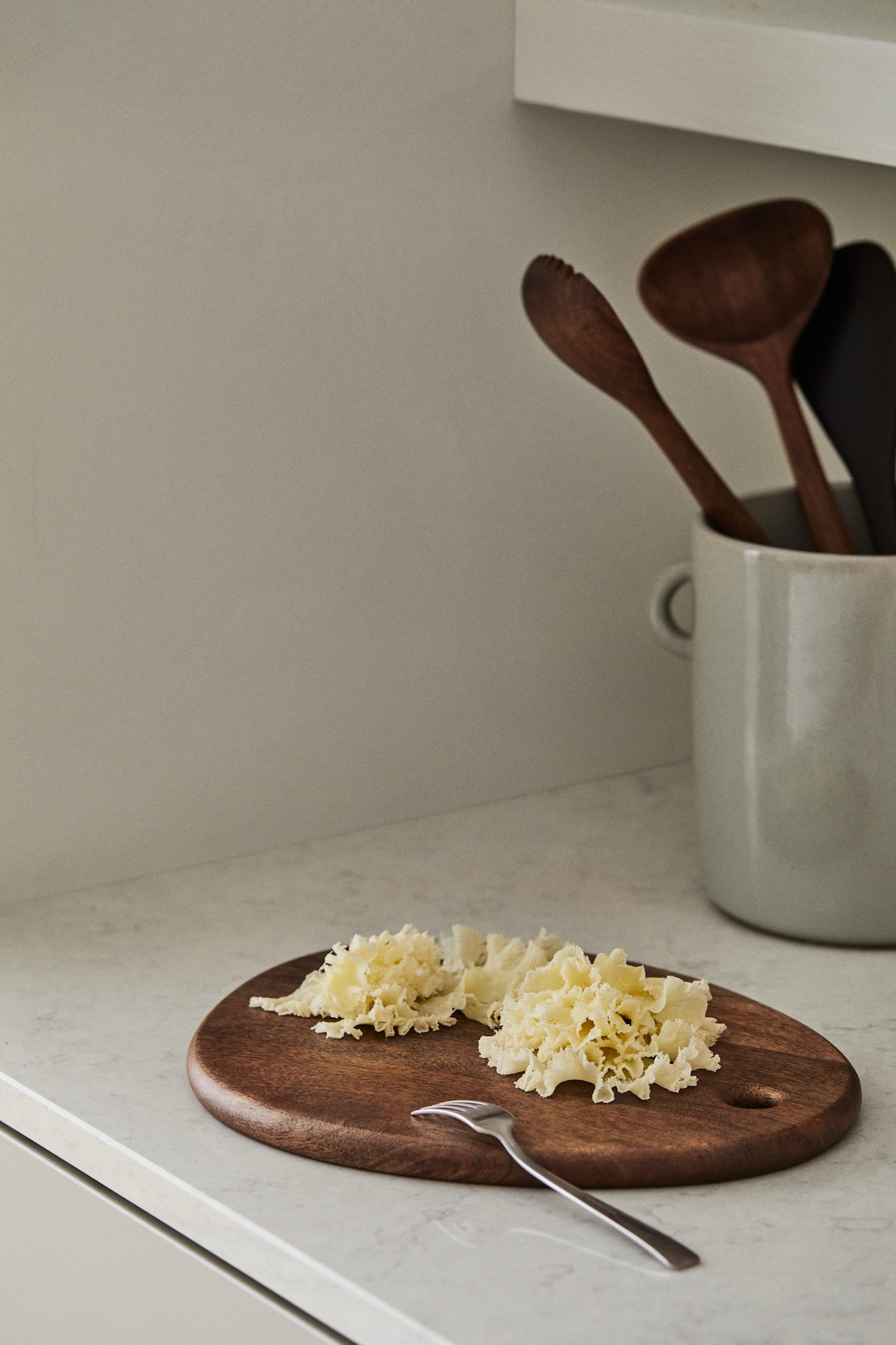 Small asymmetric mango wood cutting board - Brown - Home All | H&M GB