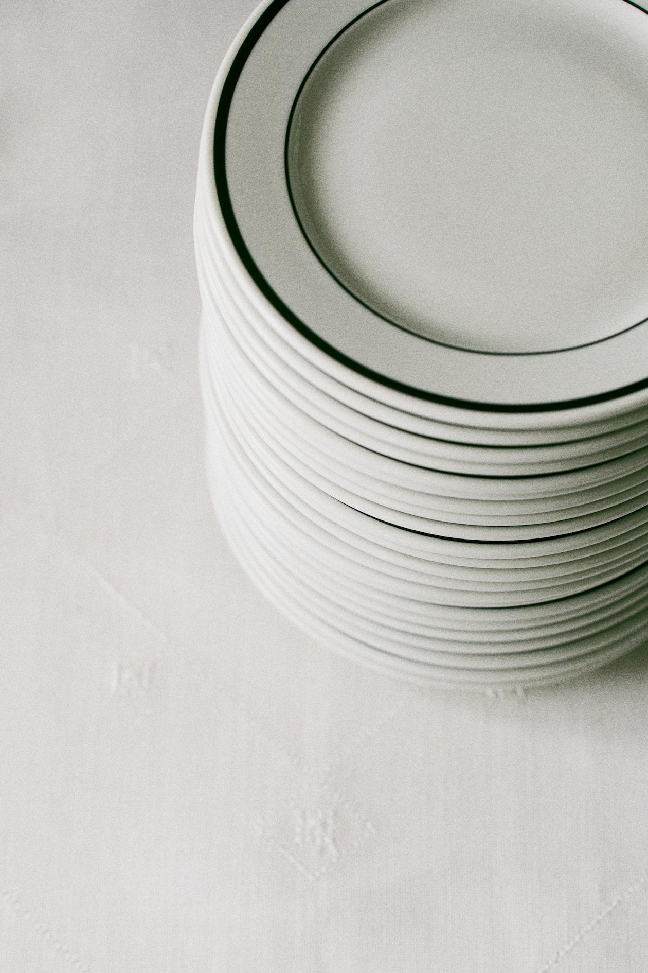 White/black 2-Pack Porcelain Medium-Sized Plates at H&M Home | H&M US