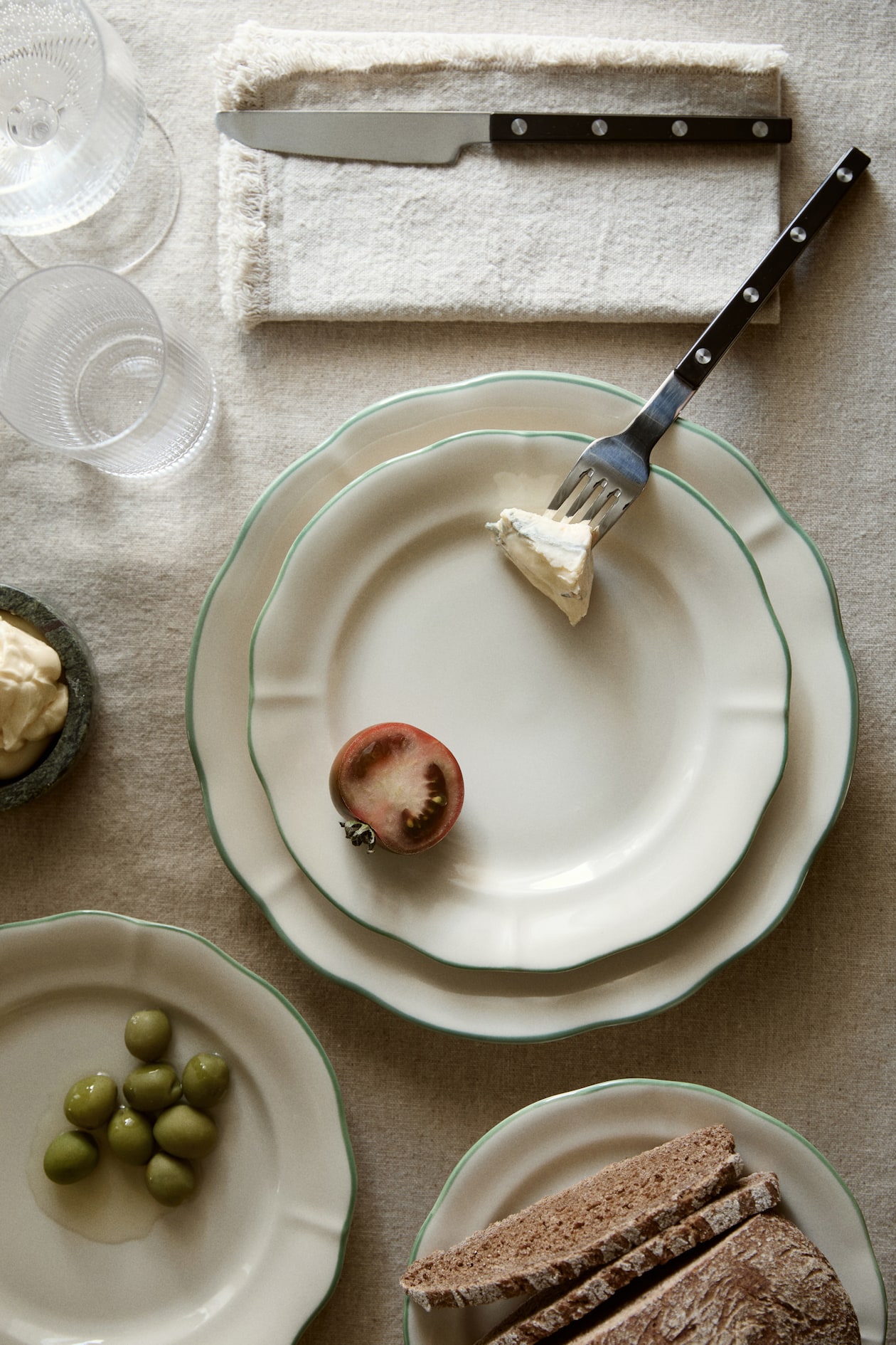 2-pack stoneware starter plates - Green/Light beige - Home All | H&M GB